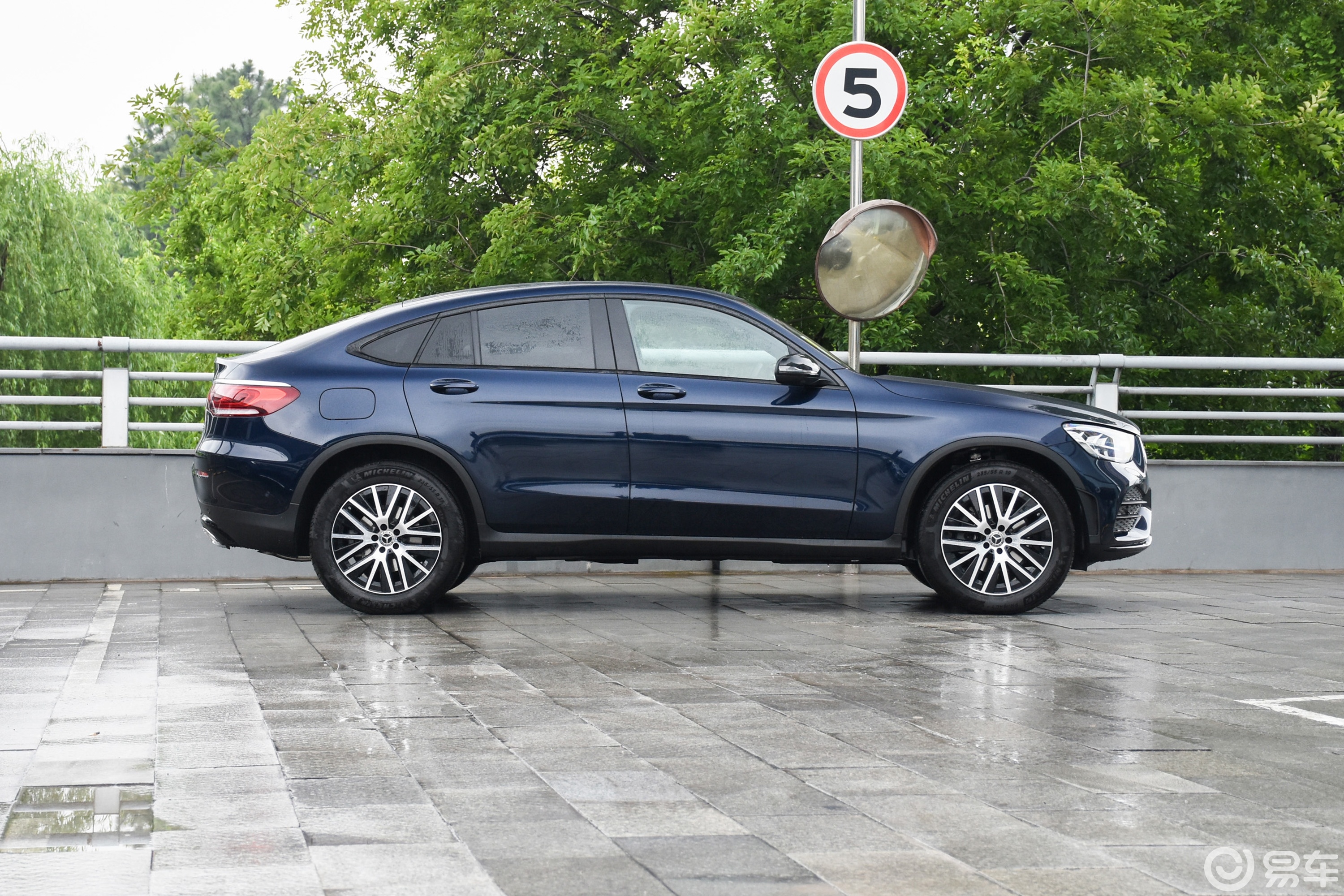 【奔驰GLC轿跑改款 GLC 260 4MATIC 轿跑SUV正侧车头向右水平图片-汽车图片大全】-易车