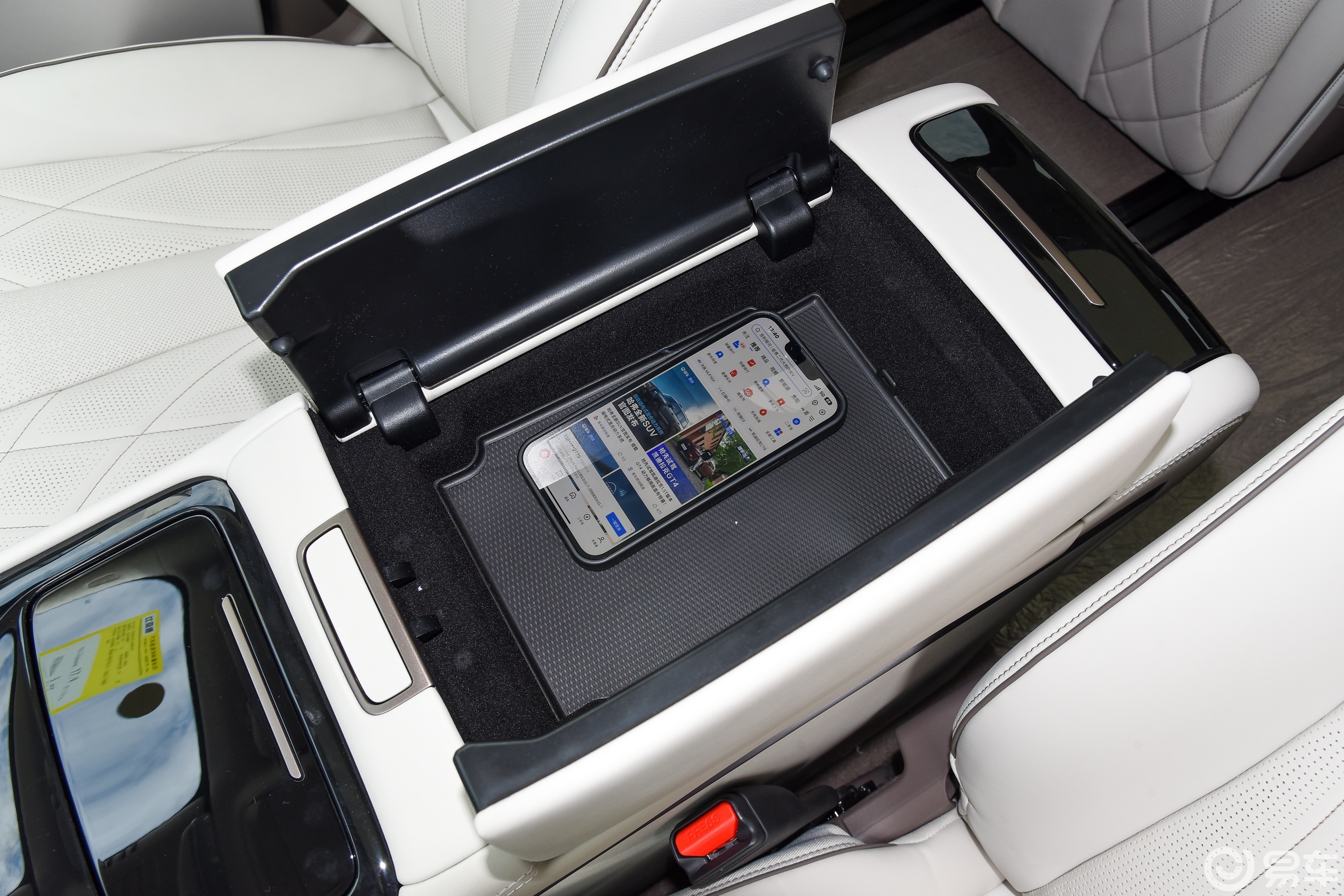 【腾势D9EV 620km 前驱尊贵版前排扶手箱储物格图片-汽车图片大全】-易车