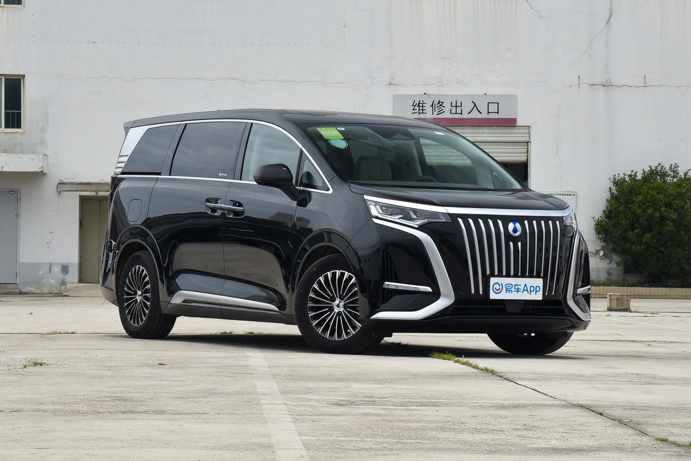 【腾势D9EV 620km 前驱尊贵版 7座侧前45度车头向右水平图片-汽车图片大全】-易车