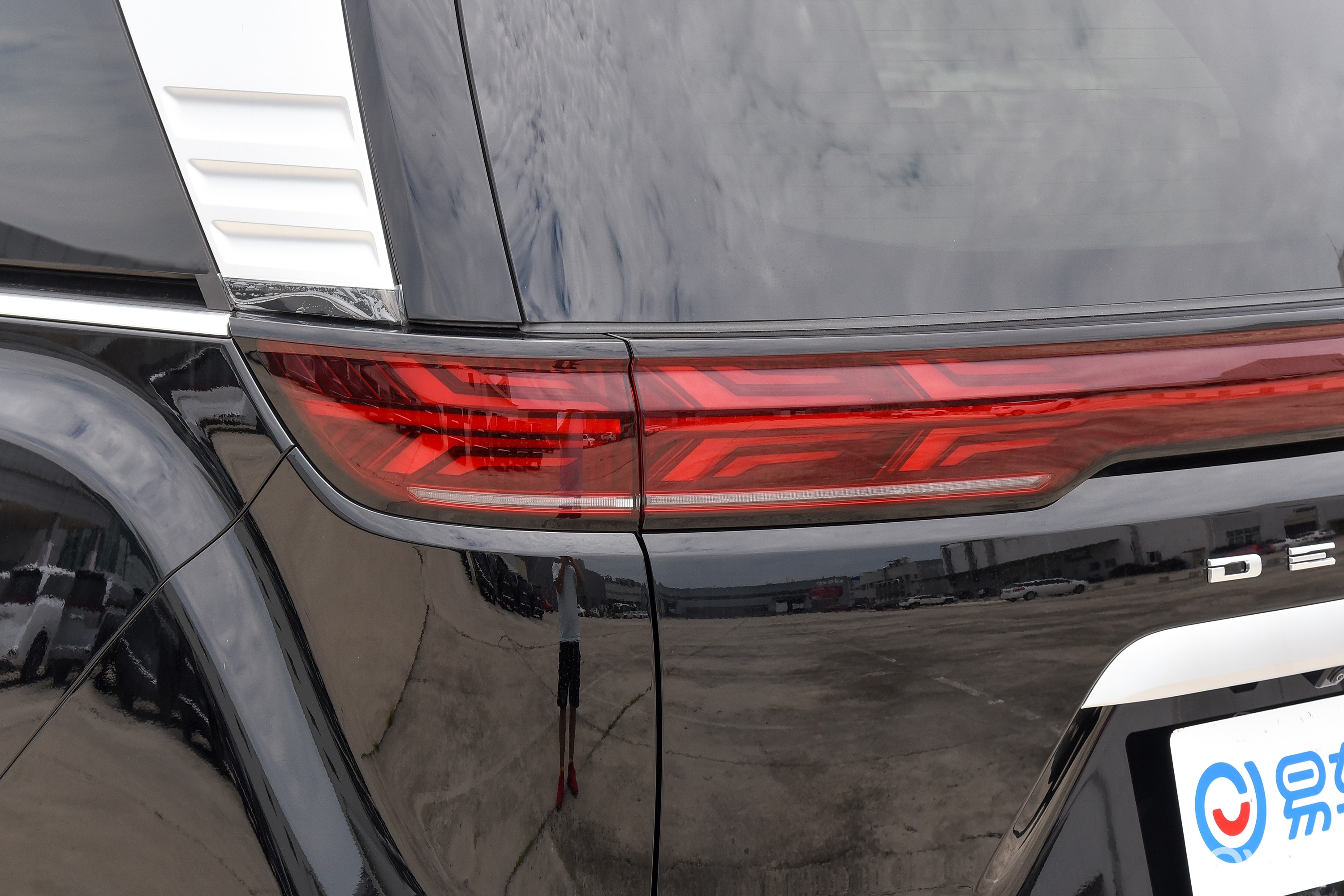 【腾势D9EV 620km 前驱尊贵版尾灯侧45度俯拍图片-汽车图片大全】-易车