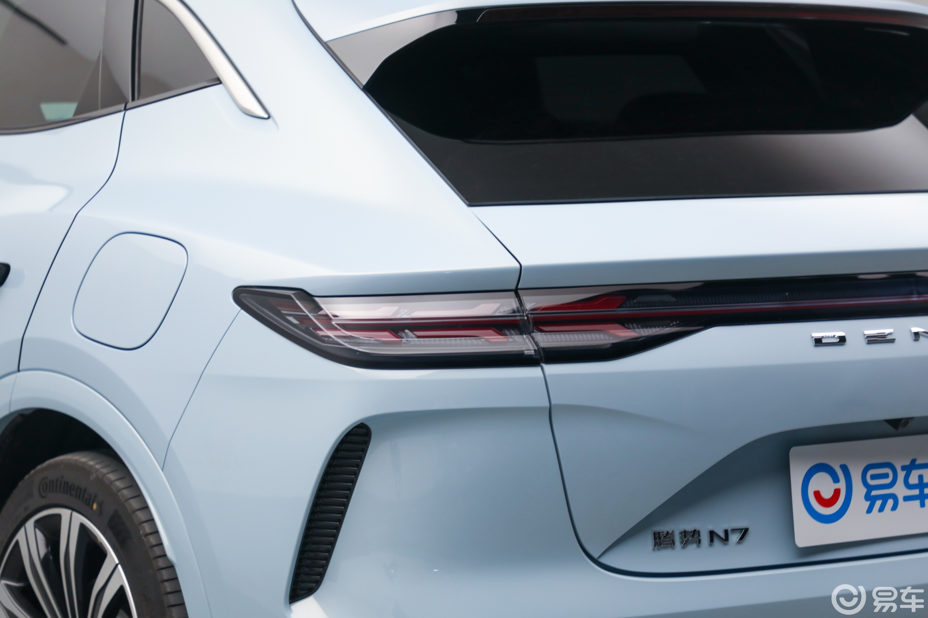 【腾势N7630km 四驱长续航性能Max版尾灯侧45度俯拍图片-汽车图片大全】-易车
