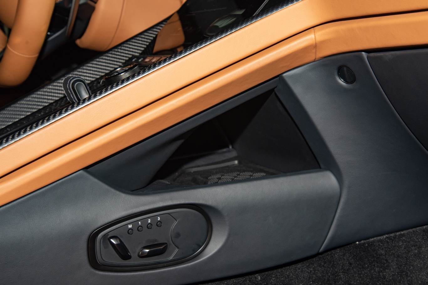 【阿斯顿·马丁DB124.0T V8中控图片-汽车图片大全】-易车