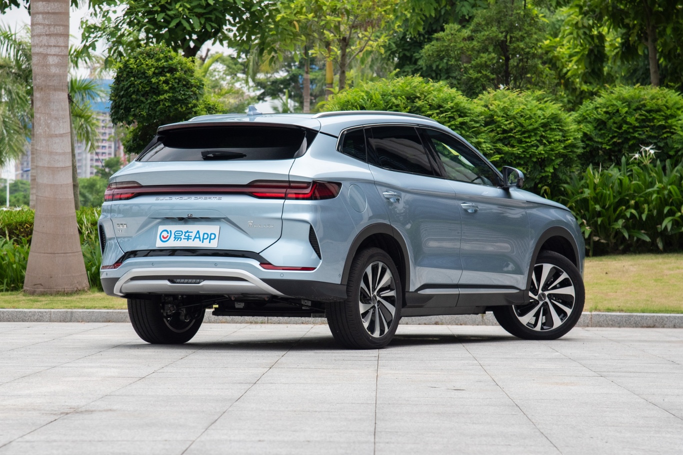 【宋PLUS新能源EV 冠军版 605km 旗舰PLUS侧后45度车头向右水平图片-汽车图片大全】-易车