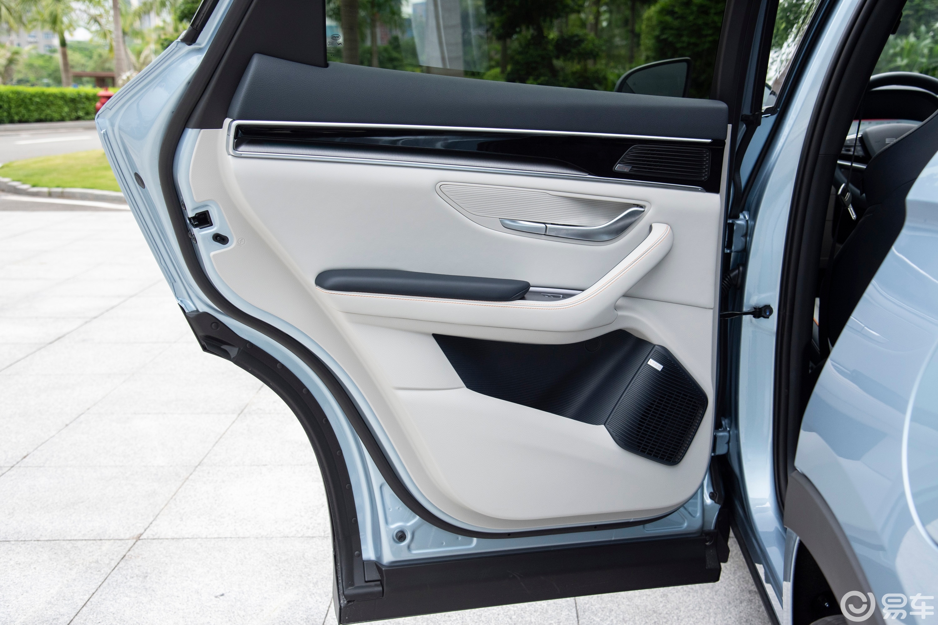 【宋PLUS新能源冠军版 EV 605km 旗舰PLUS后排功能图片-汽车图片大全】-易车