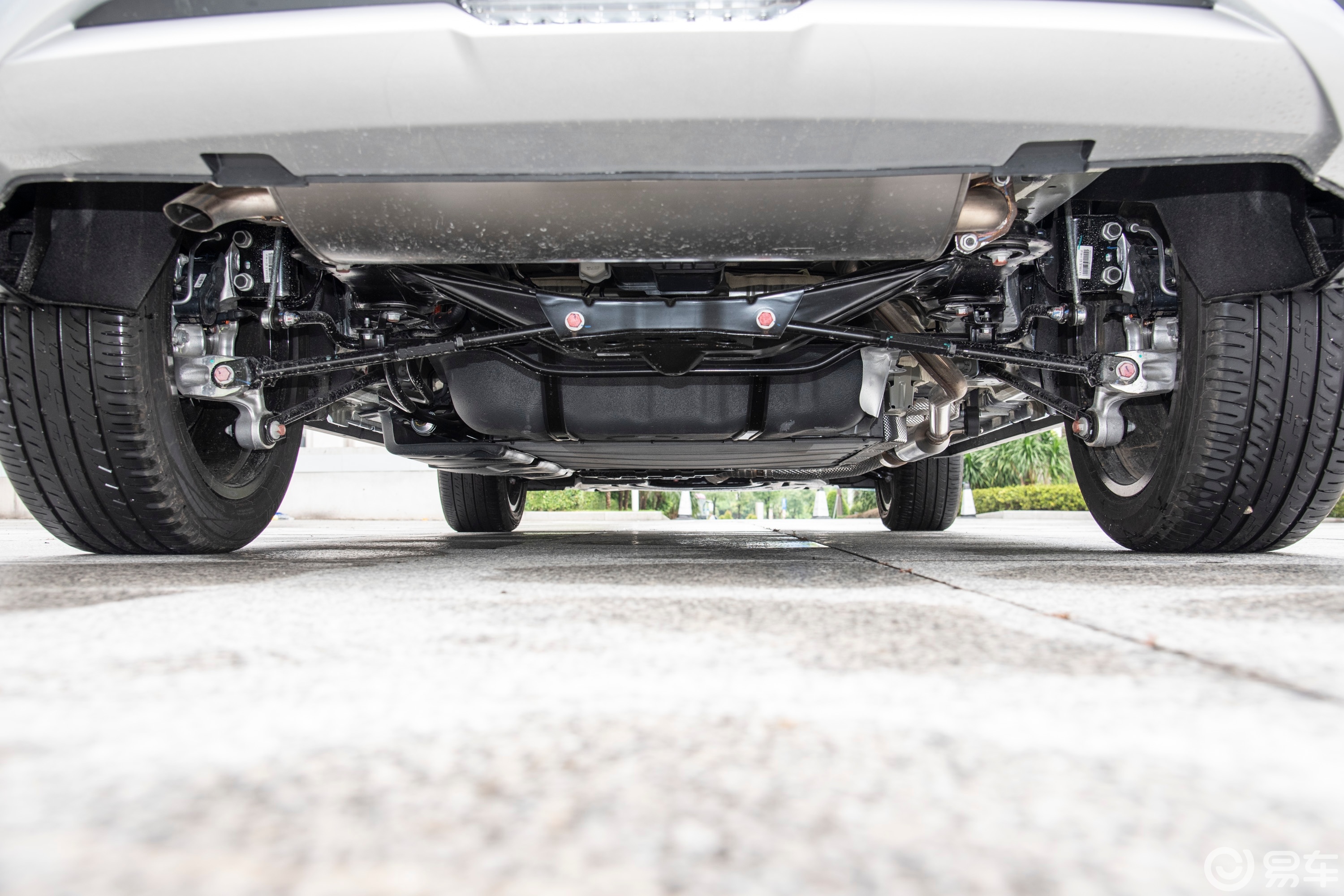 【宋PLUS新能源DM-i 冠军版 1.5L 110km 旗舰PLUS后悬挂整体图片-汽车图片大全】-易车