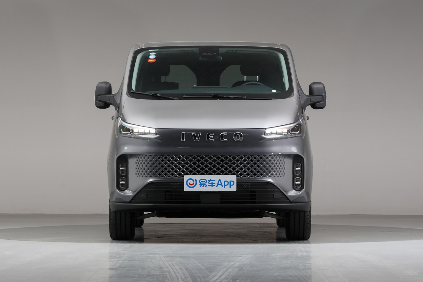 【依维柯聚星2.0T 手动短轴低顶单胎客货车 93kW 5-9座正前水平图片-汽车图片大全】-易车