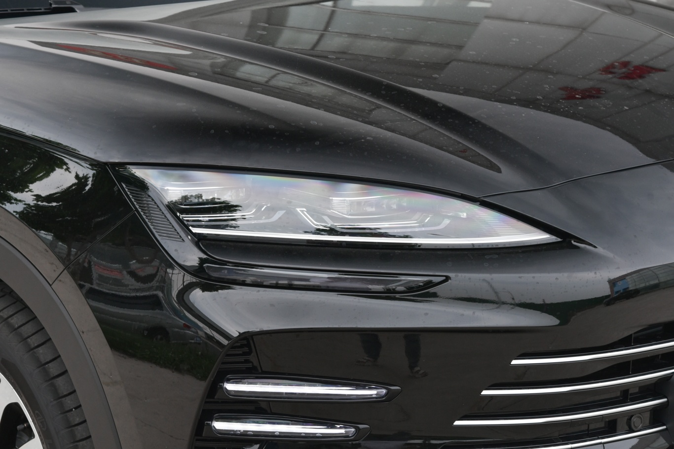 【宋PLUS新能源DM-i 冠军版 1.5L 110km 旗舰PLUS大灯侧45度俯拍图片-汽车图片大全】-易车