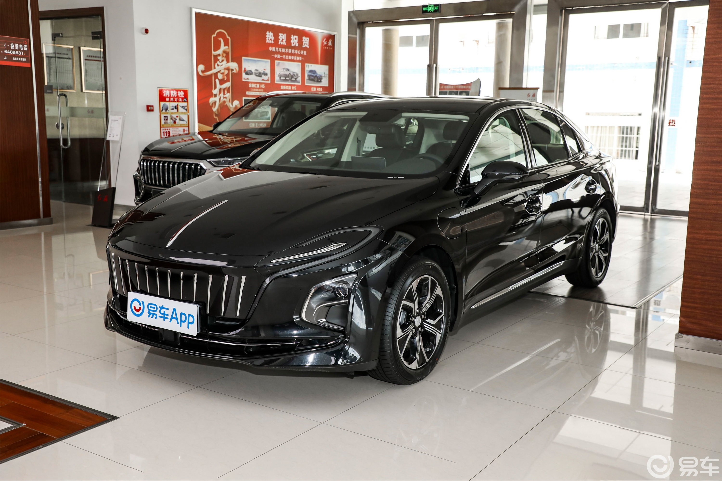 【红旗E-QM5改款 431km 基础出行版侧前45度车头向左水平图片-汽车图片大全】-易车