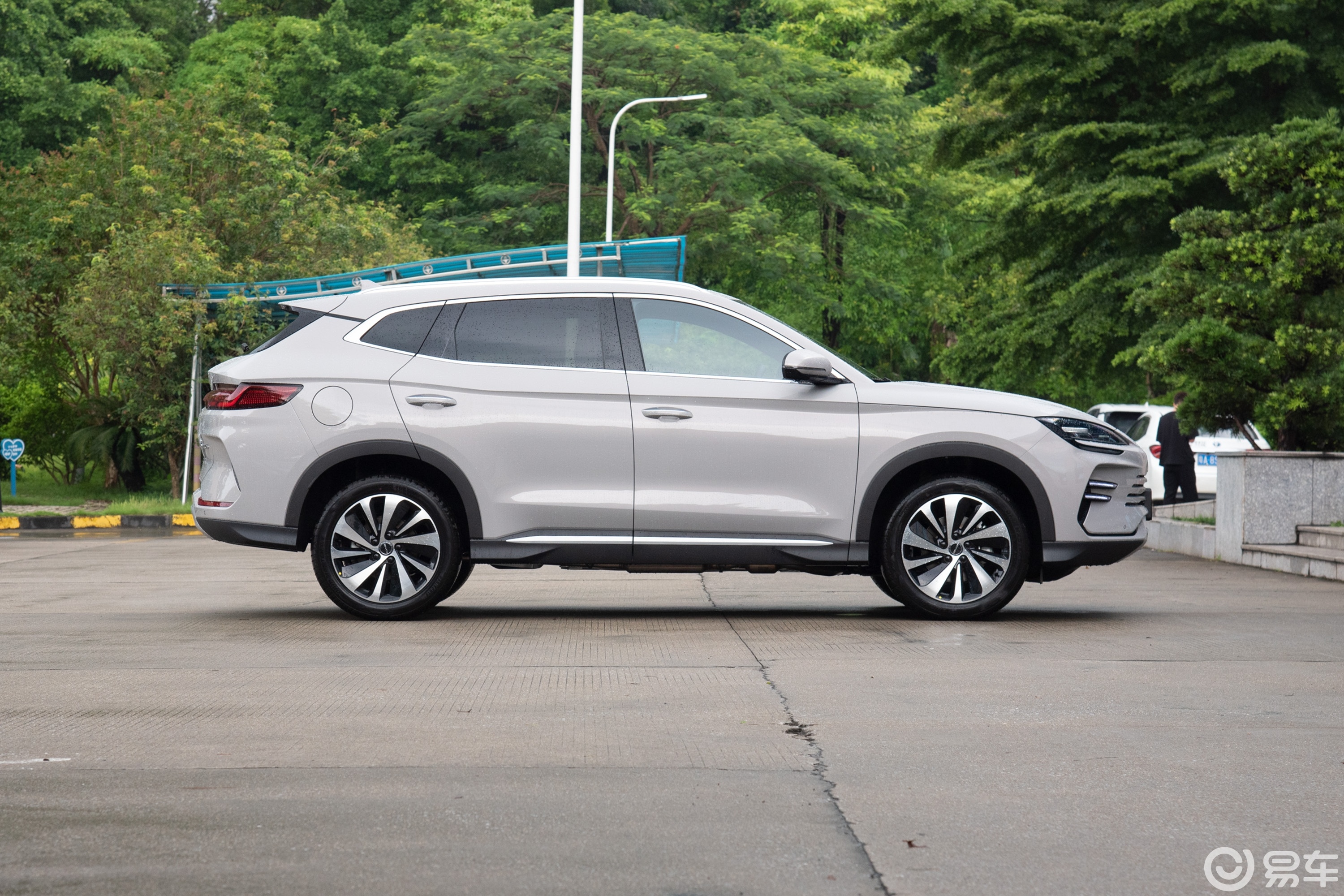 【宋PLUS新能源DM-i 冠军版 1.5L 110km 旗舰PLUS正侧车头向右水平图片-汽车图片大全】-易车