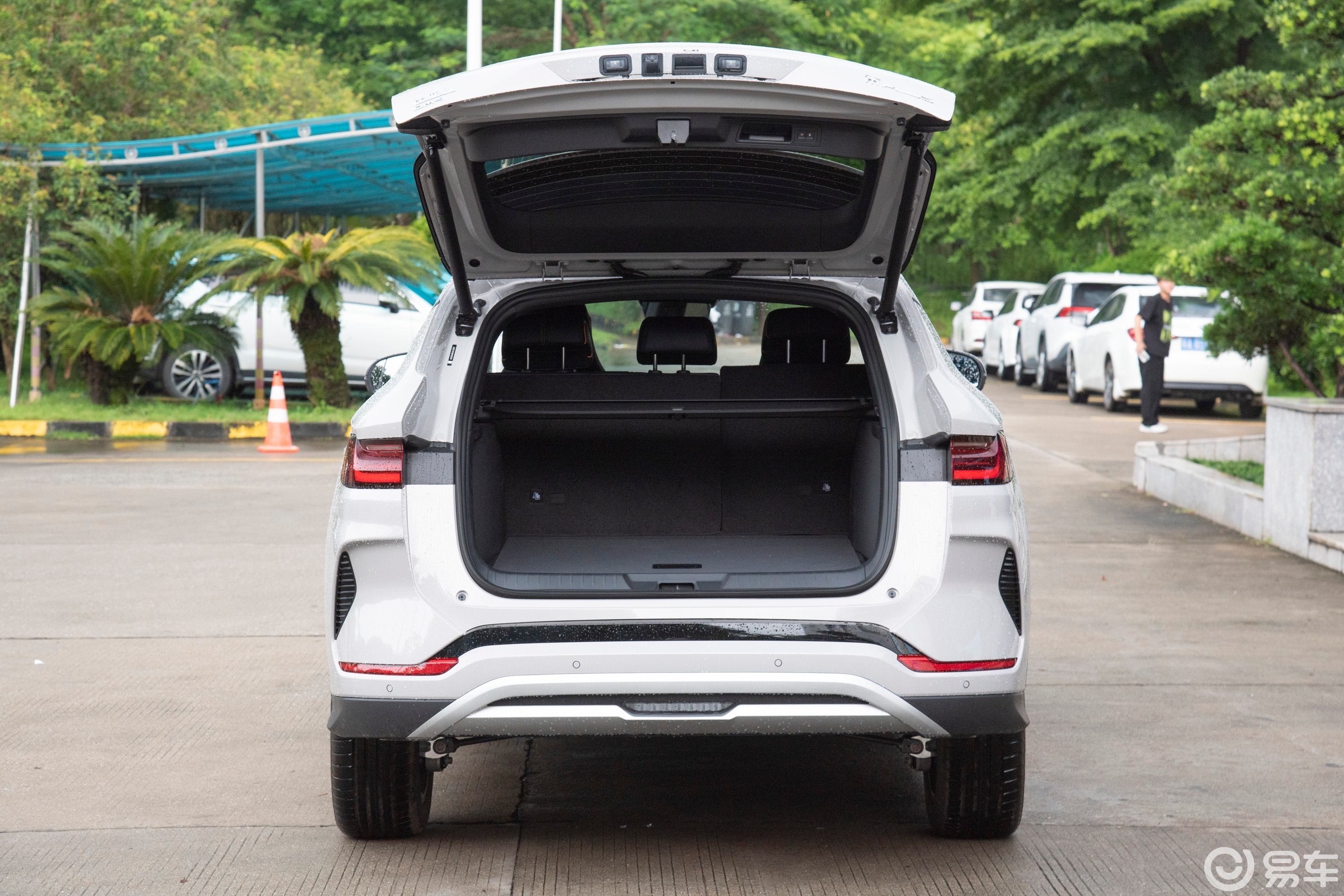 【宋PLUS新能源DM-i 冠军版 1.5L 110km 旗舰PLUS后备厢图片-汽车图片大全】-易车