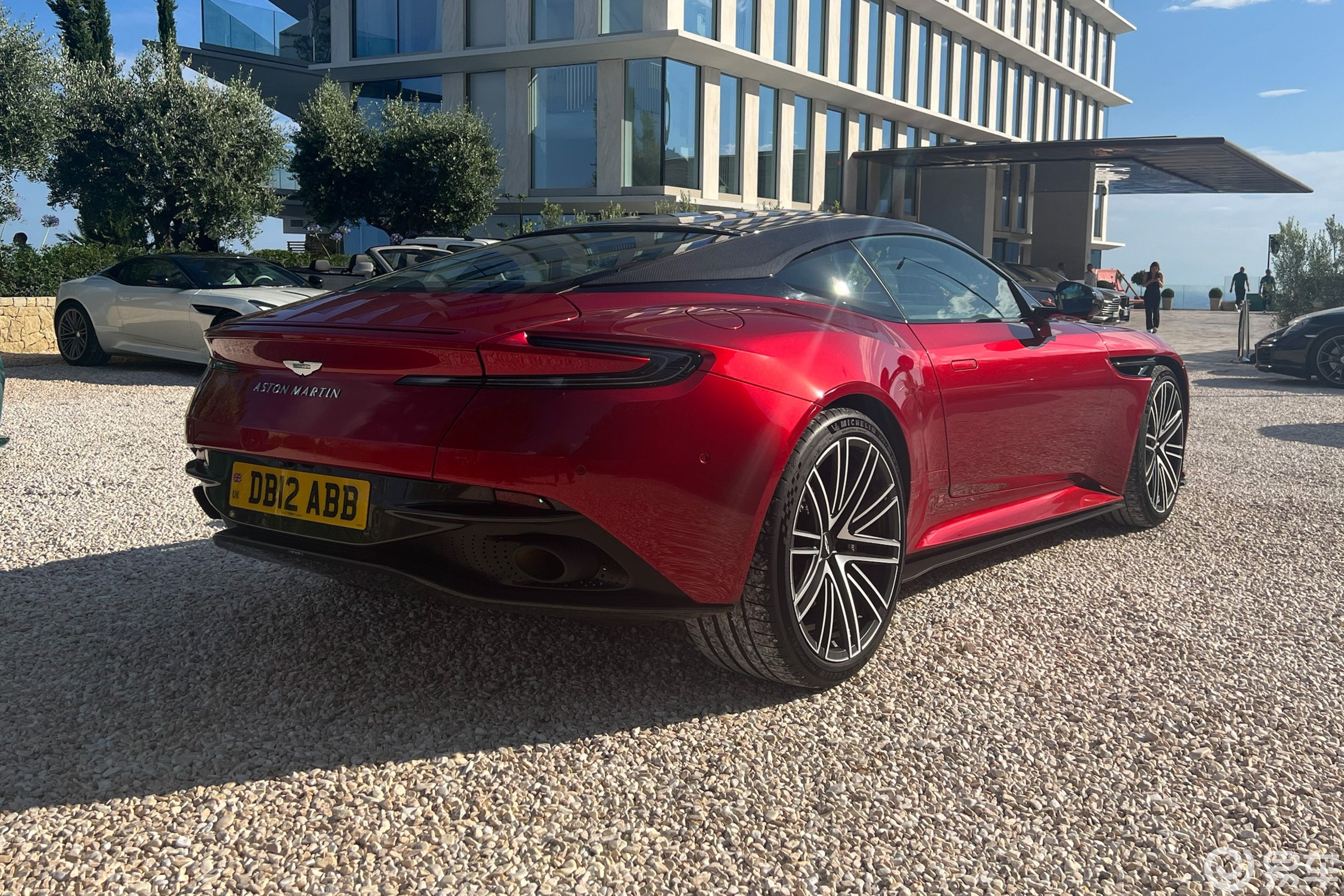 【阿斯顿·马丁DB124.0T V8侧后45度车头向右水平图片-汽车图片大全】-易车