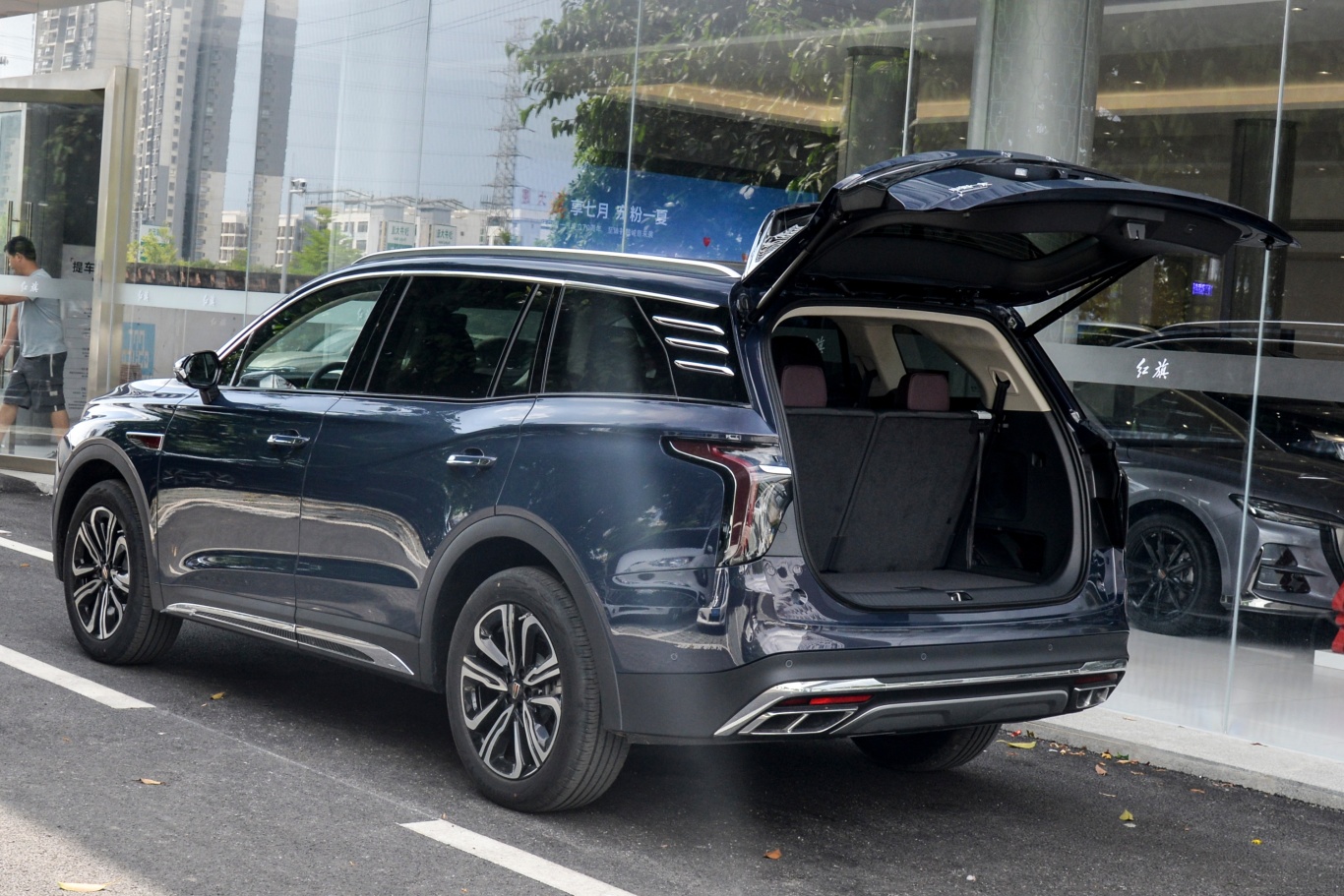 【红旗HS72.0T 四驱旗领版 6座空间图片-汽车图片大全】-易车