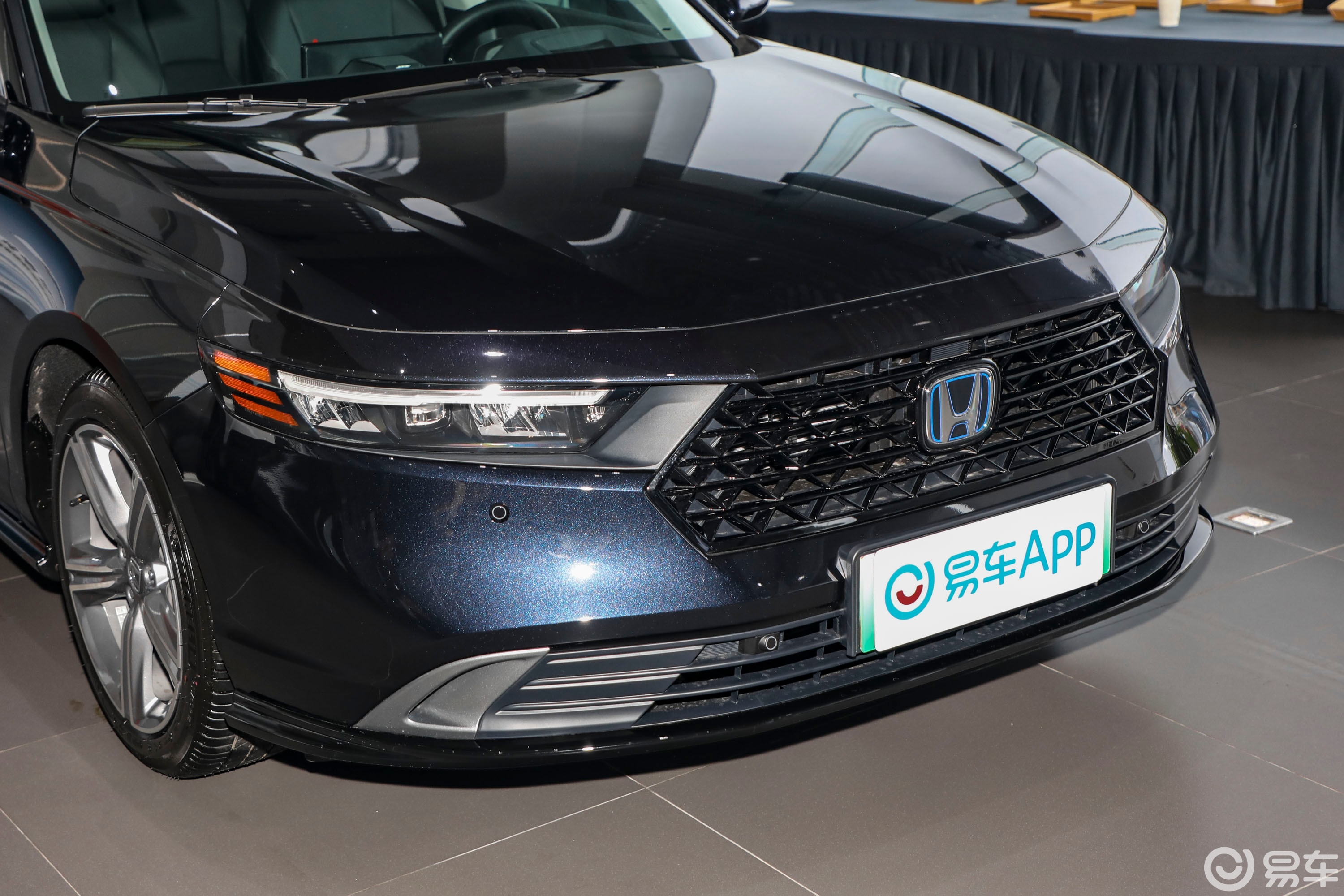 【雅阁 e:PHEV2.0L 82km 尊贵版前格栅侧俯拍图片-汽车图片大全】-易车