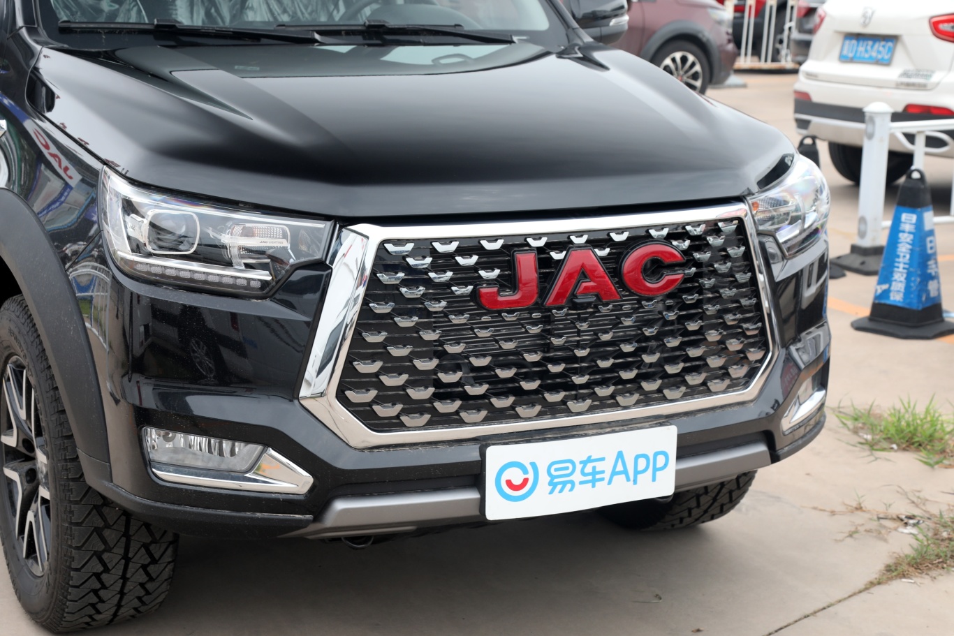 【江淮T8PRO 2.0T 自动四驱大双锐行版 柴油前格栅侧俯拍图片-汽车图片大全】-易车