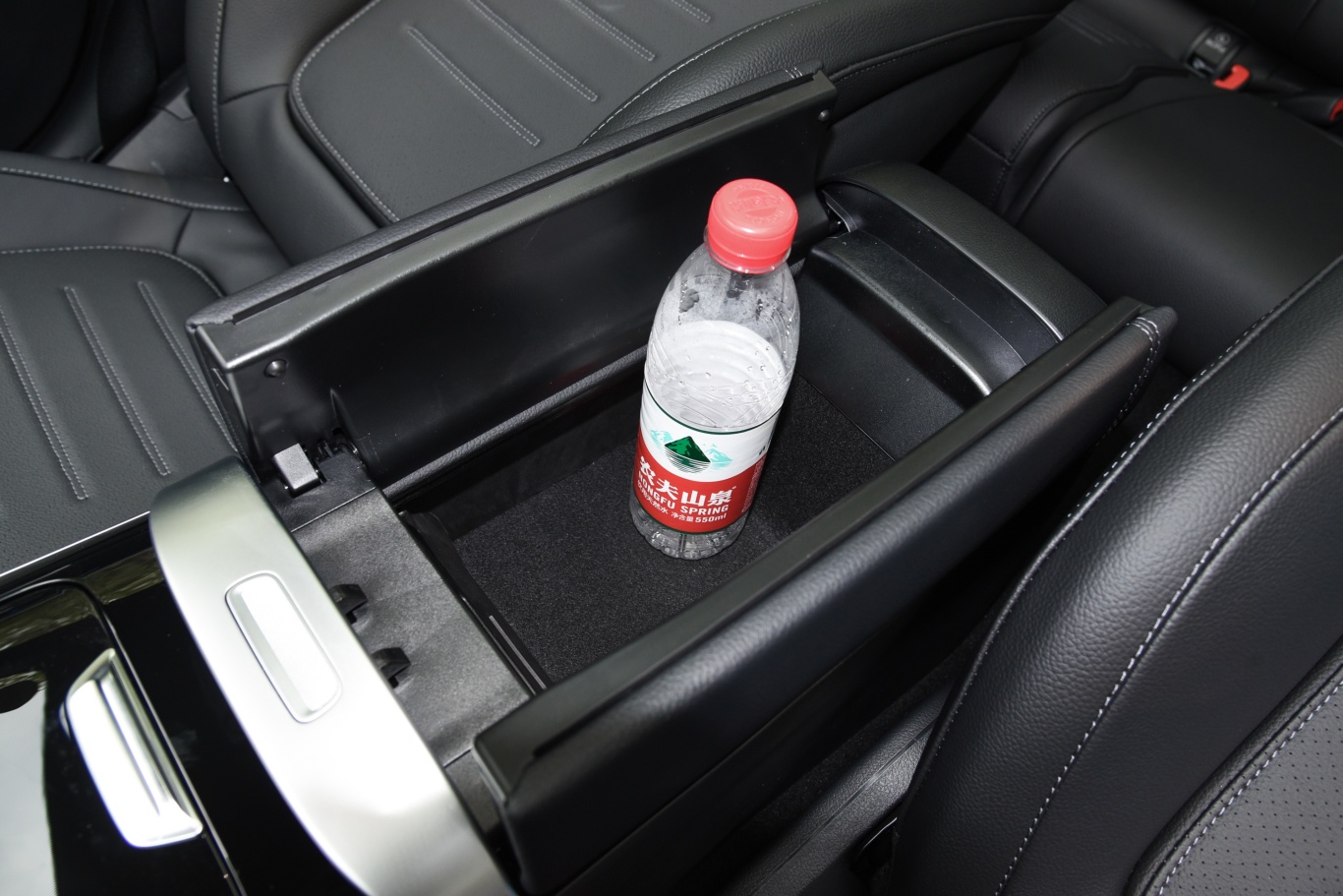 【奔驰C级改款二 C 260 L 皓夜运动版前排扶手箱储物格图片-汽车图片大全】-易车