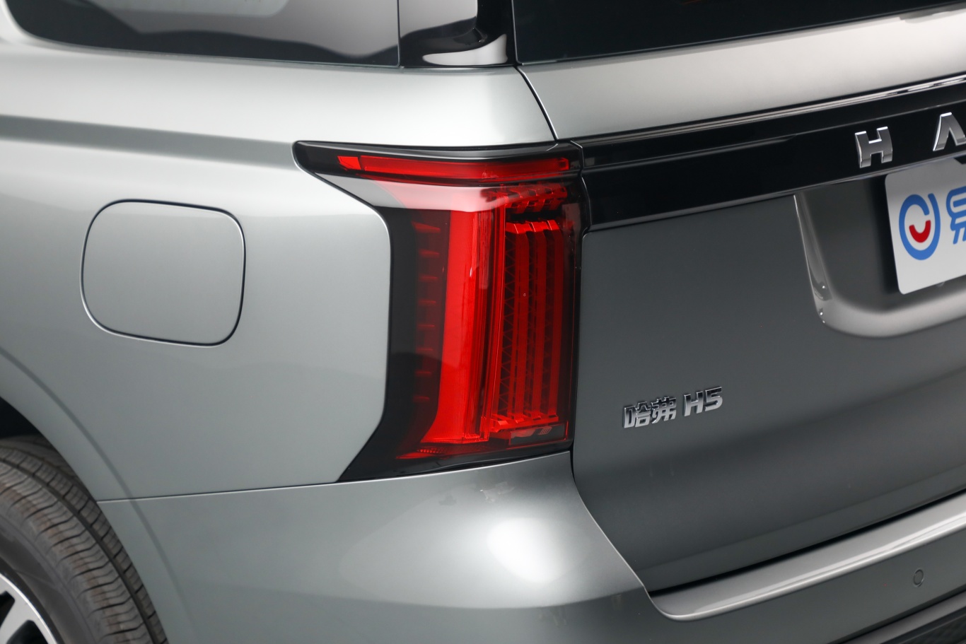 【哈弗H52.0T 自动四驱领英版 汽油尾灯侧45度俯拍图片-汽车图片大全】-易车