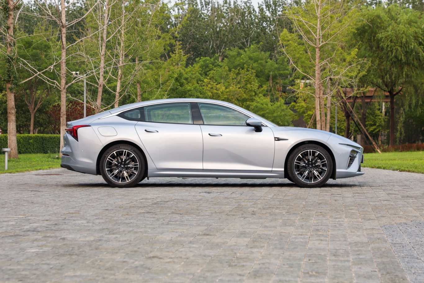 【哪吒S增程版 310km 1160版正侧车头向右水平图片-汽车图片大全】-易车