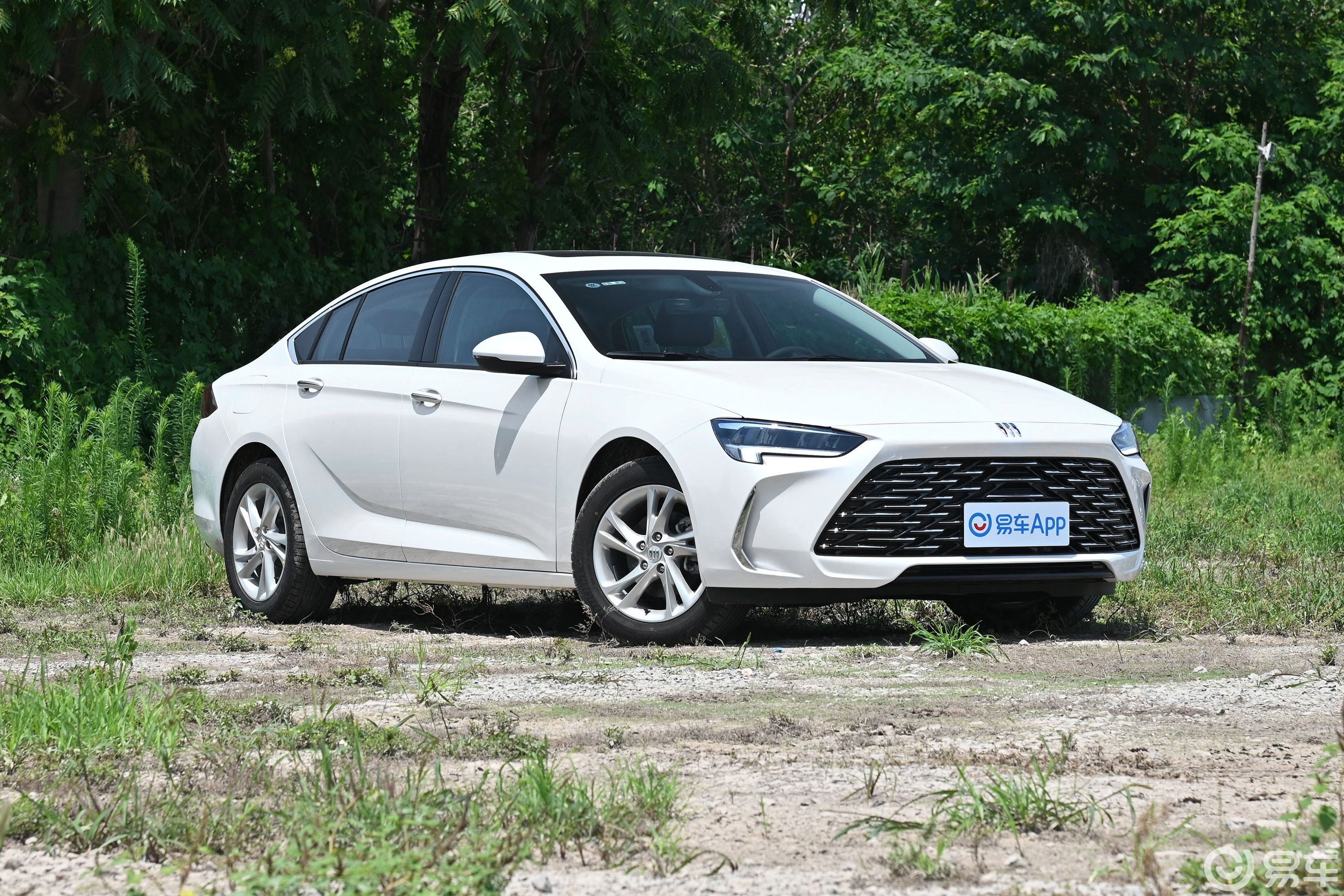 【君威25T 超享版侧前45度车头向右水平图片-汽车图片大全】-易车