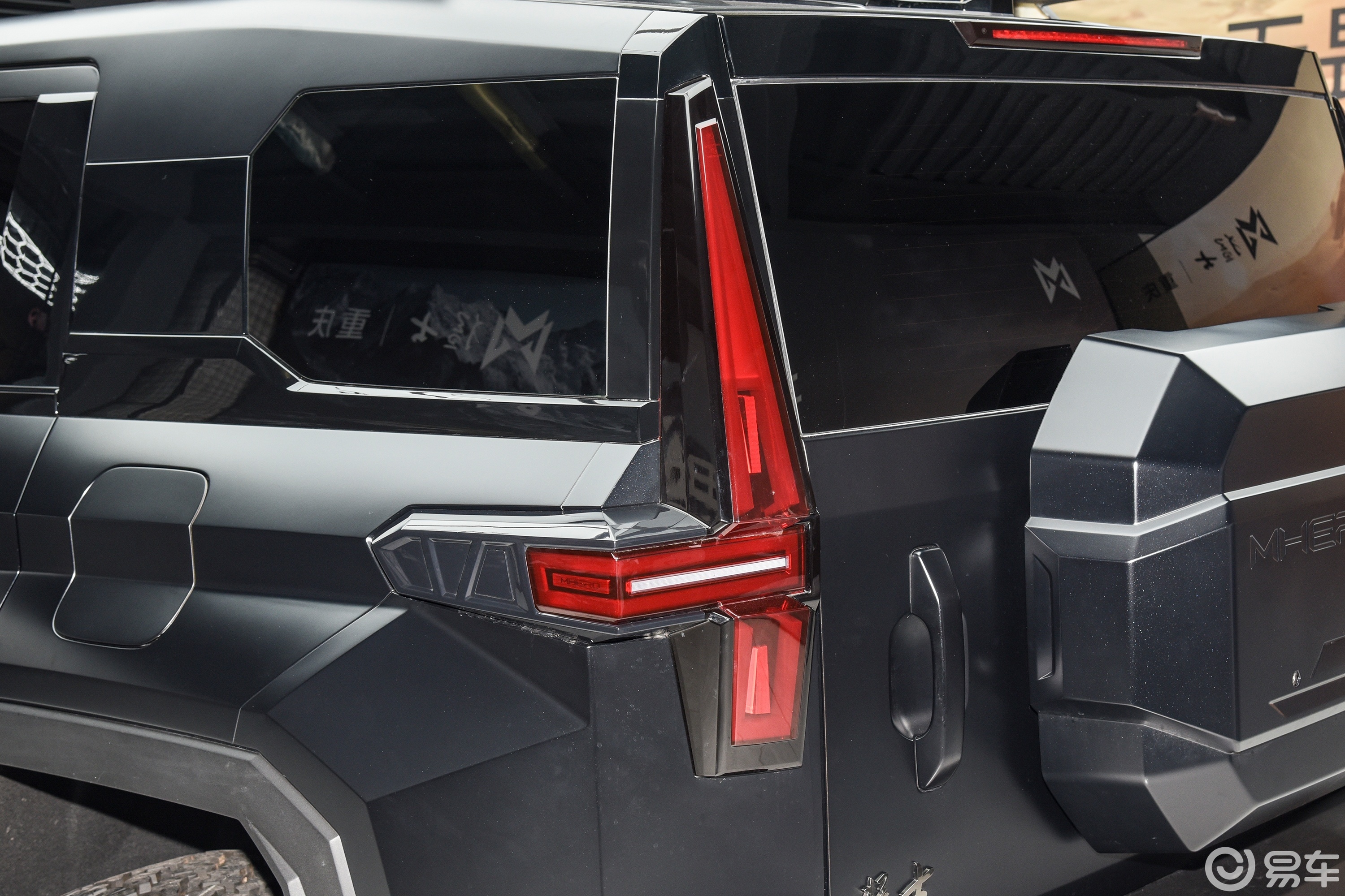 【猛士917增程式 156km 创始版尾灯侧45度俯拍图片-汽车图片大全】-易车