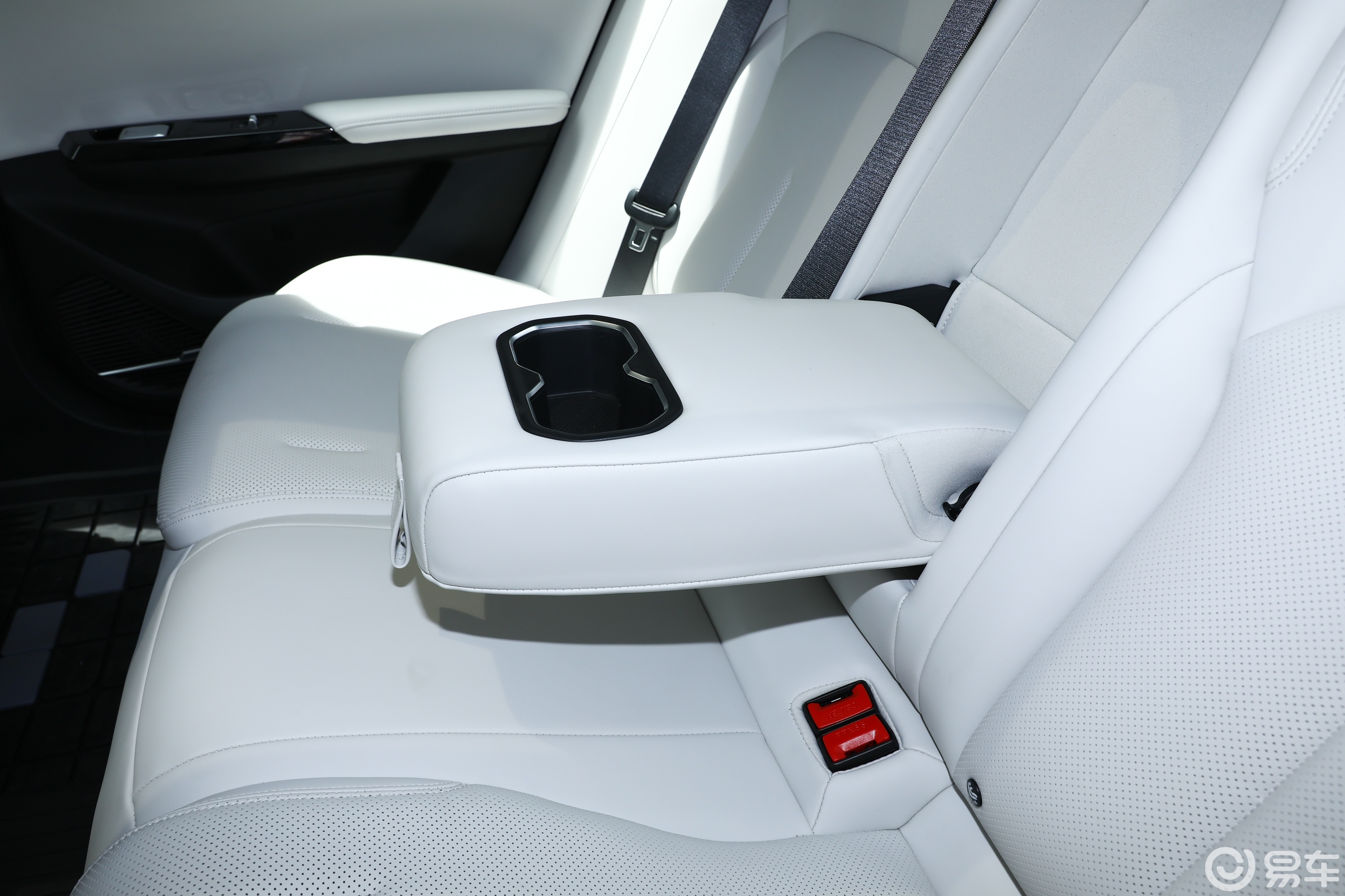 【银河L61.5T 125km 星舰后排中央扶手图片-汽车图片大全】-易车