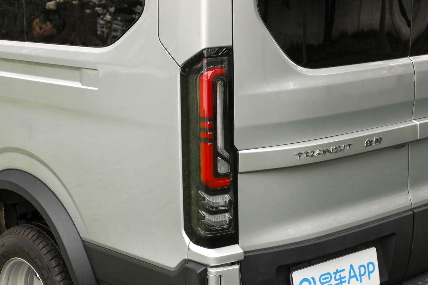 【全顺T8满配版 2.3T 自动长轴中顶商旅版后双胎 15座尾灯侧45度俯拍图片-汽车图片大全】-易车