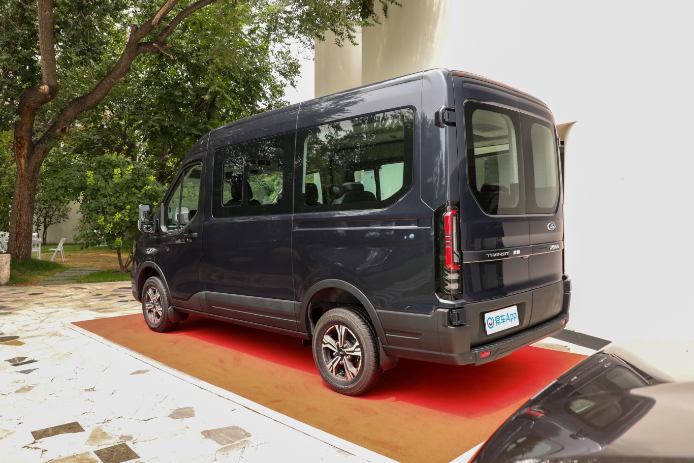 【全顺T8满配版 2.3T 自动中轴中顶商旅版 9座侧后45度车头向左水平图片-汽车图片大全】-易车