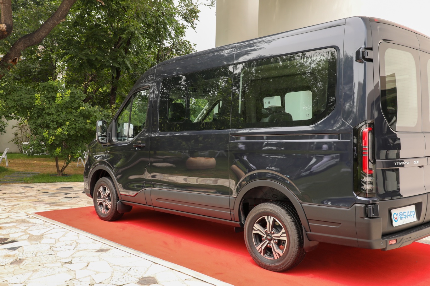 【全顺T8满配版 2.3T 自动中轴中顶商旅版 9座外观细节图片-汽车图片大全】-易车