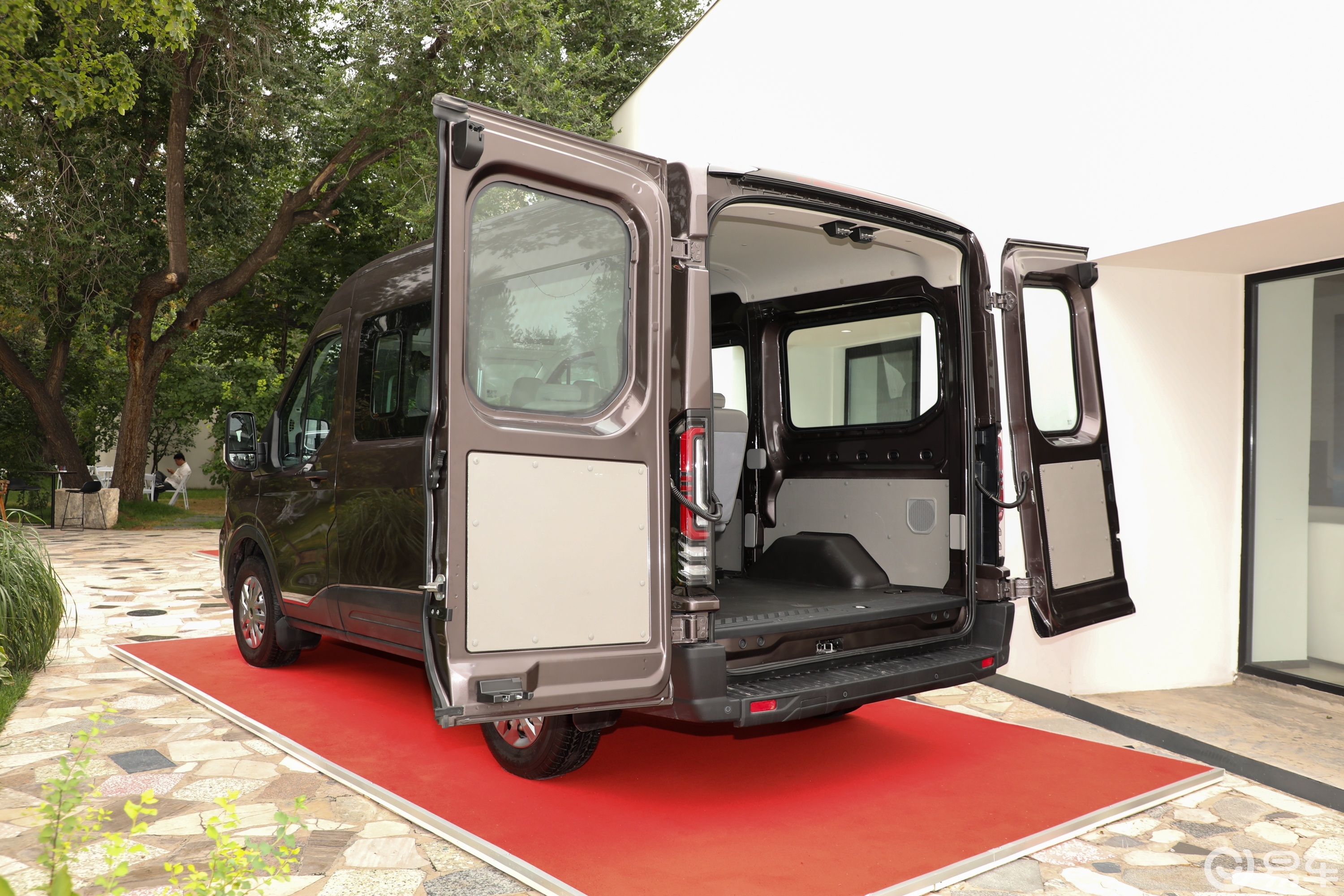 【全顺T8 2.3T 手动短轴中顶多功能版 6座(3+3)后备厢开启45度侧拍图片-汽车图片大全】-易车