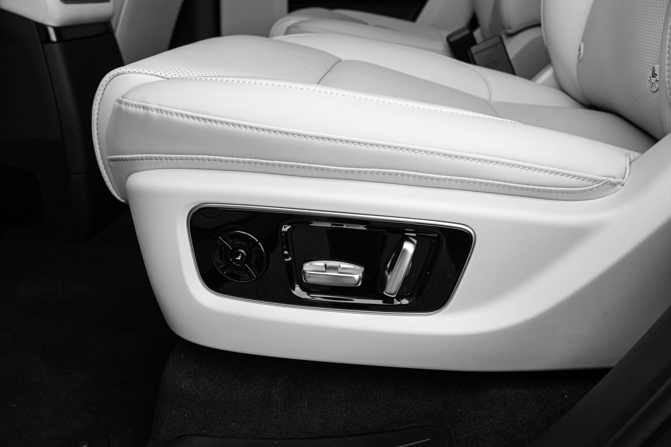 【理想L9L9 Pro后排功能图片-汽车图片大全】-易车