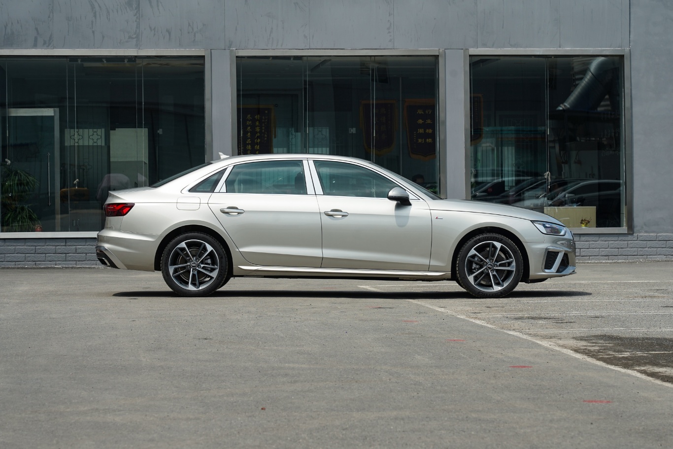 【奥迪A4L40 TFSI 时尚动感型正侧车头向右水平图片-汽车图片大全】-易车