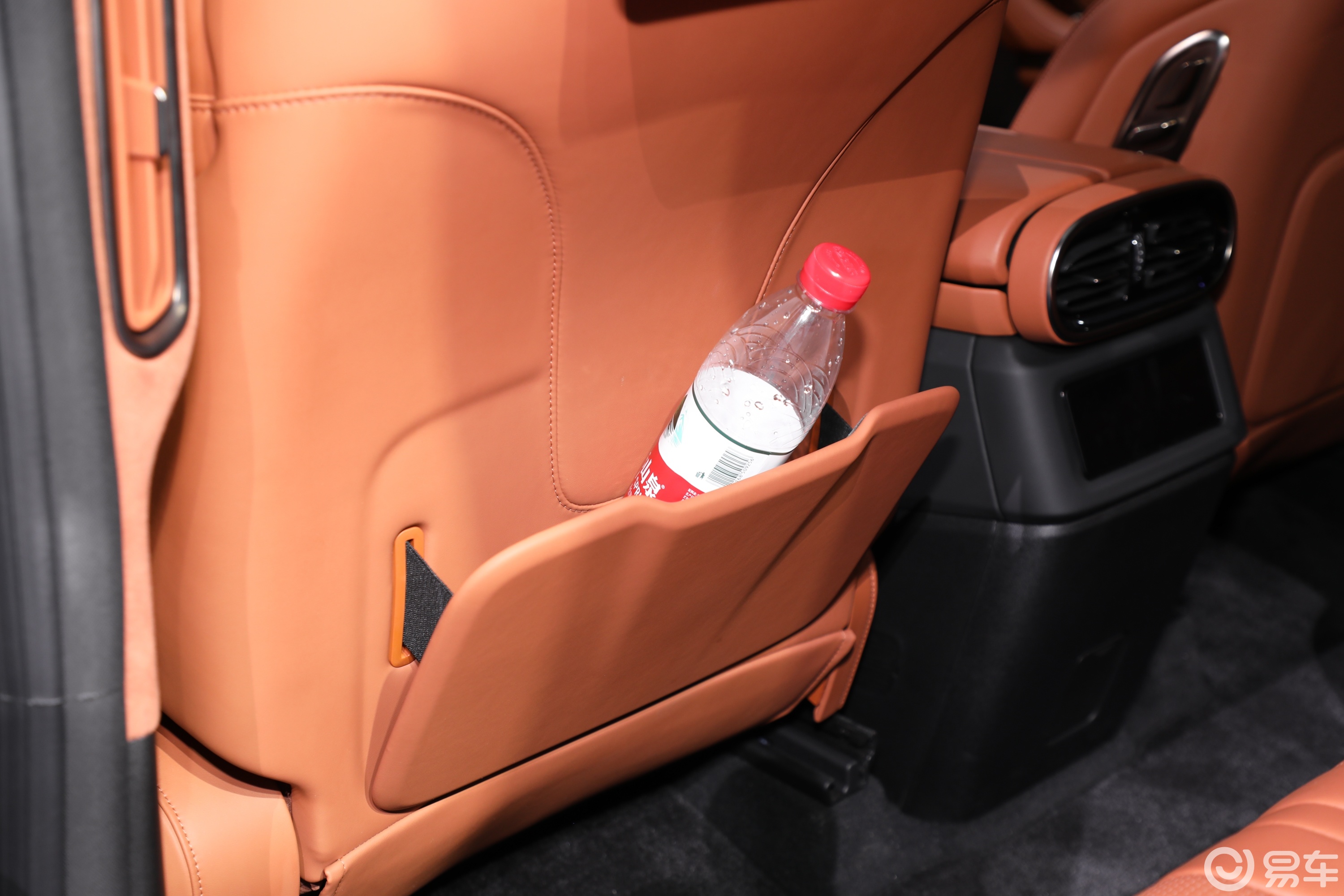 【仰望U8豪华版后排空间图片-汽车图片大全】-易车