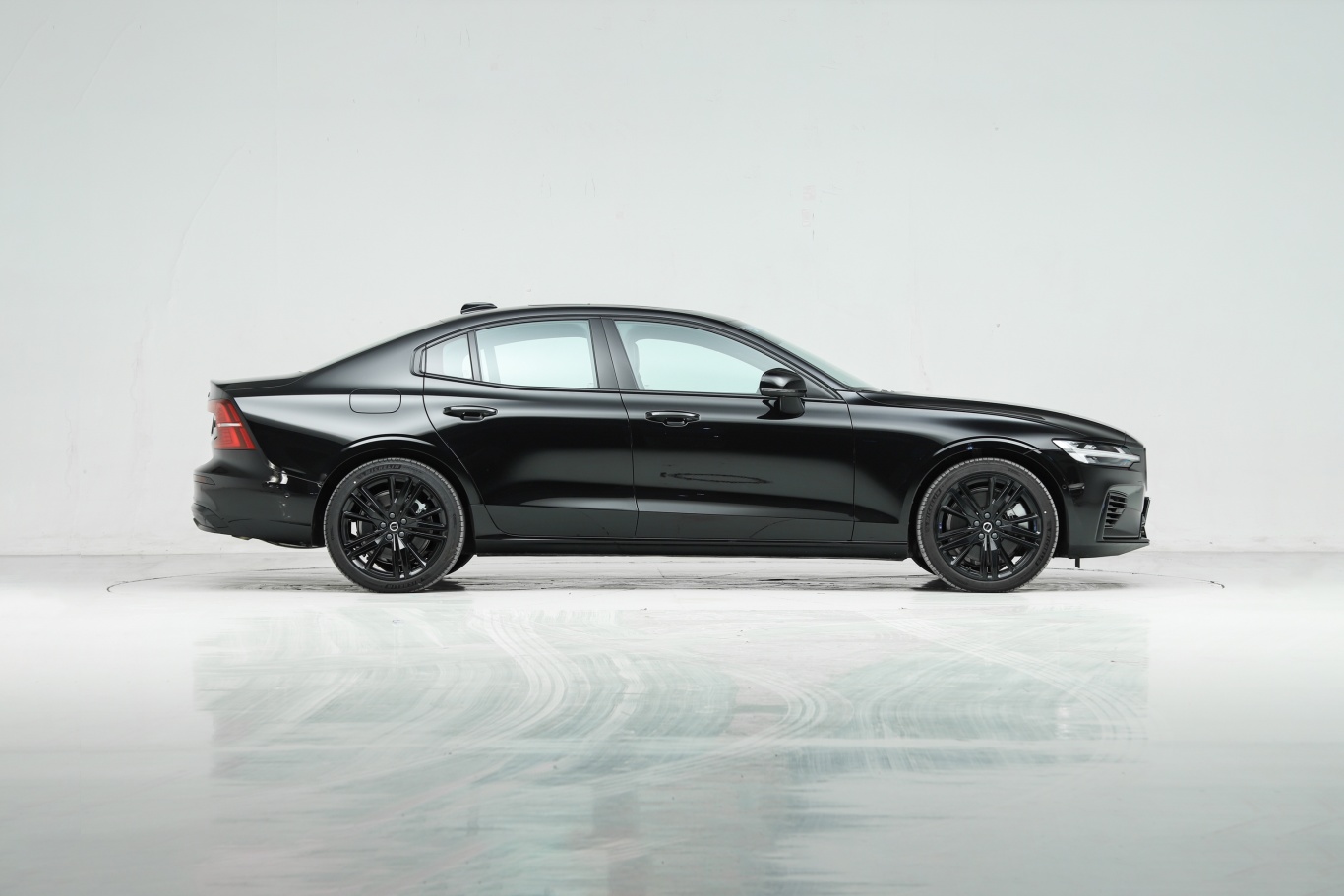 【沃尔沃S60 插电混动2.0T 84km 四驱智雅极夜黑版正侧车头向右水平图片-汽车图片大全】-易车