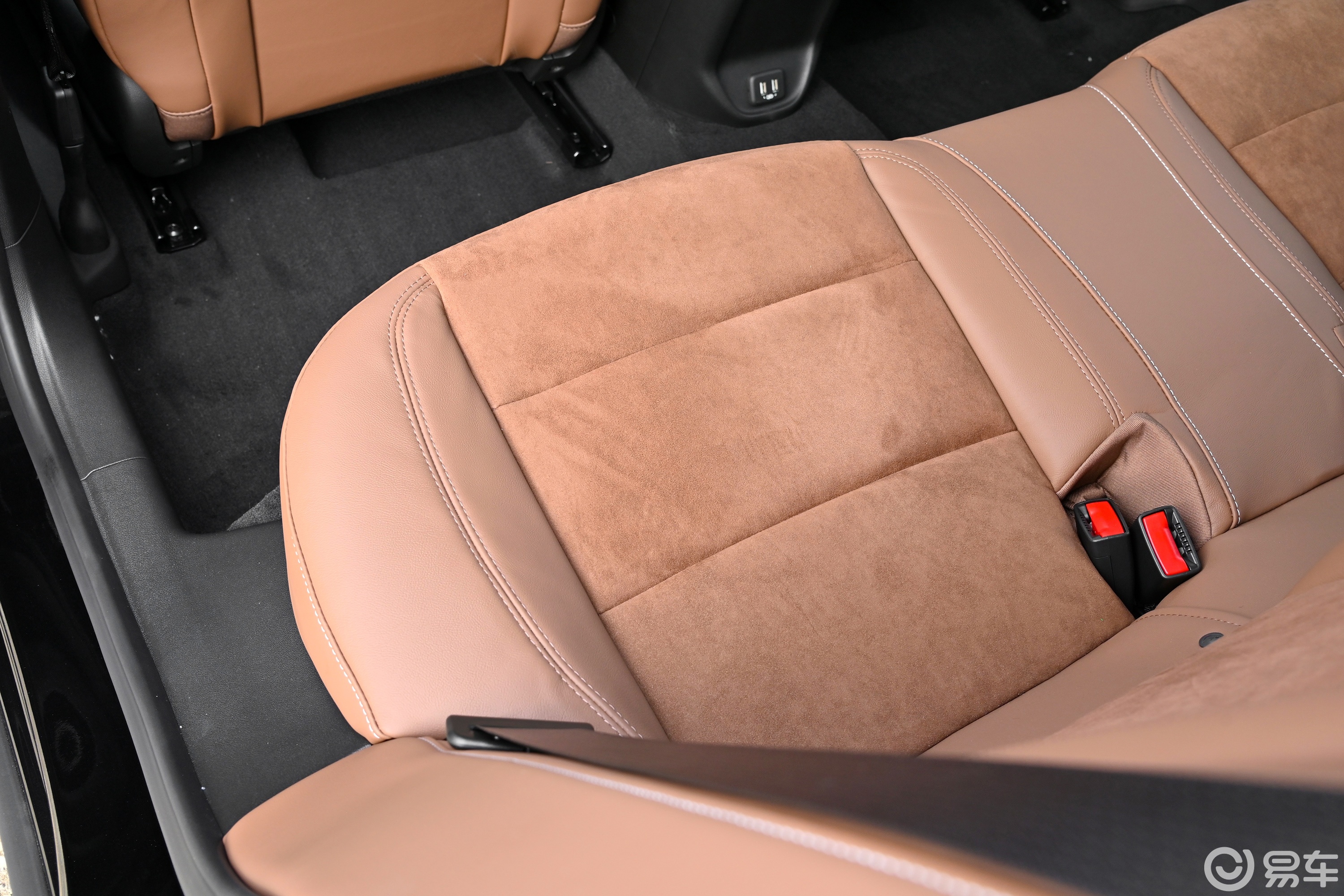 【君威28T 纵享版后排空间图片-汽车图片大全】-易车