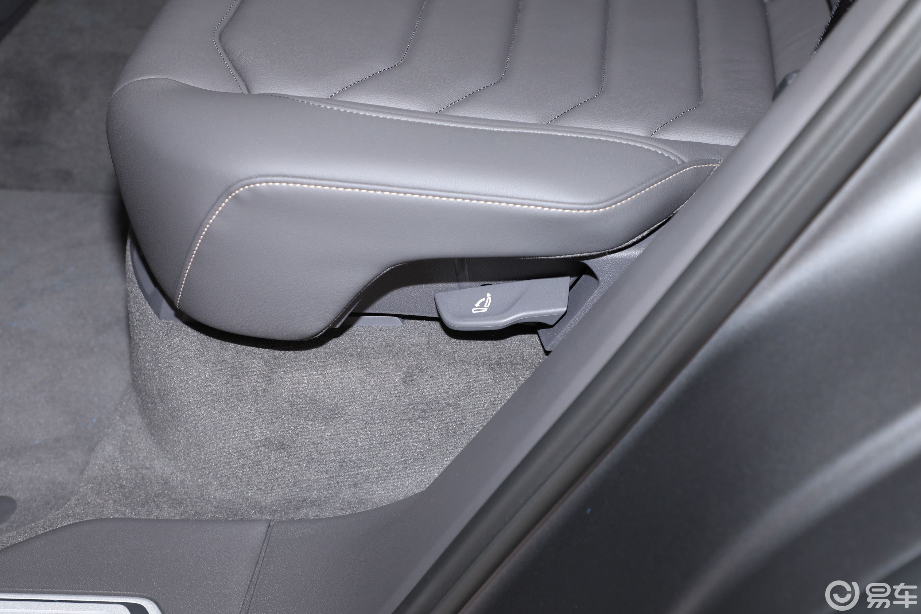 【途锐3.0T 锐享火山岩涂装运动版后排功能图片-汽车图片大全】-易车