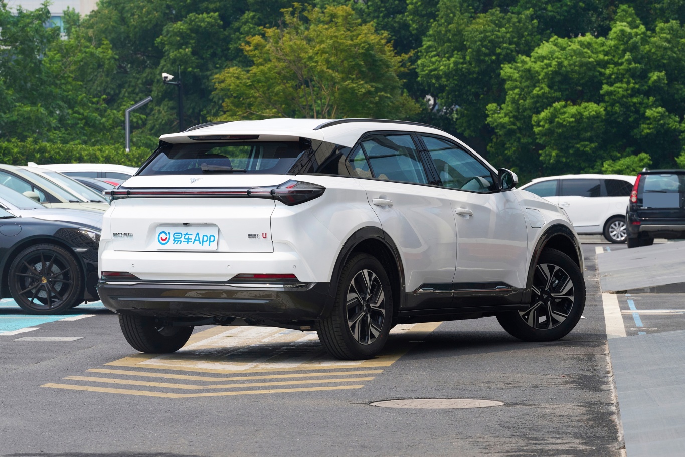 【哪吒U哪吒U-Ⅱ挑战版 401km Lite 磷酸铁锂侧后45度车头向右水平图片-汽车图片大全】-易车