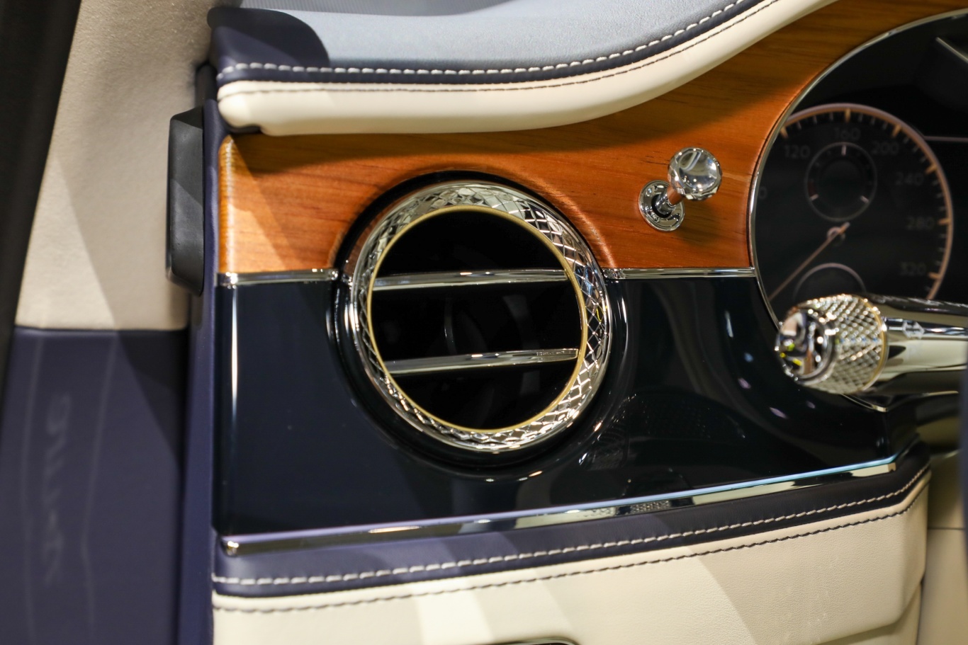 【飞驰4.0T V8 雅度版内饰图片-汽车图片大全】-易车