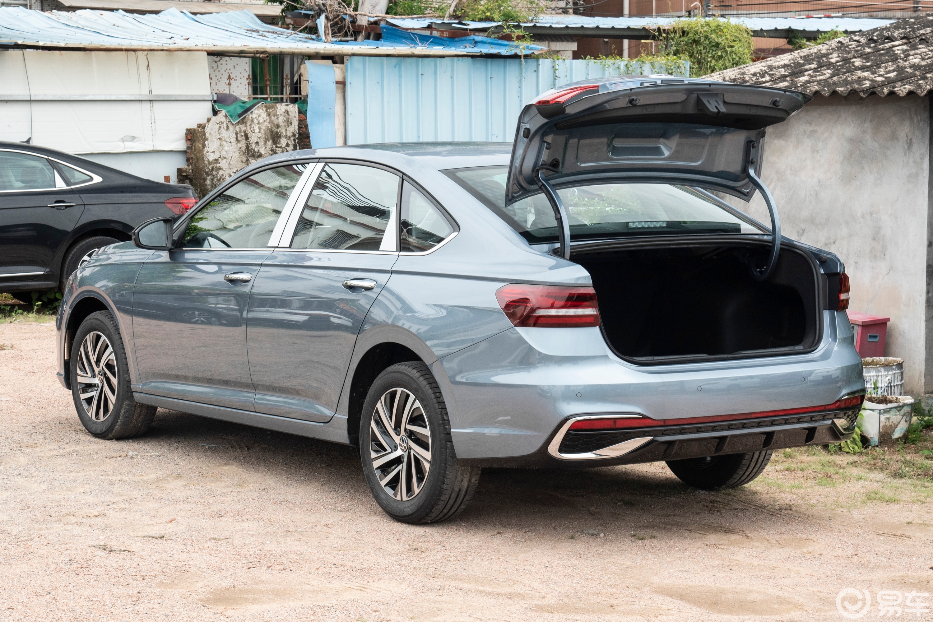 【朗逸300TSI 双离合星空领先版后备厢开启45度侧拍图片-汽车图片大全】-易车