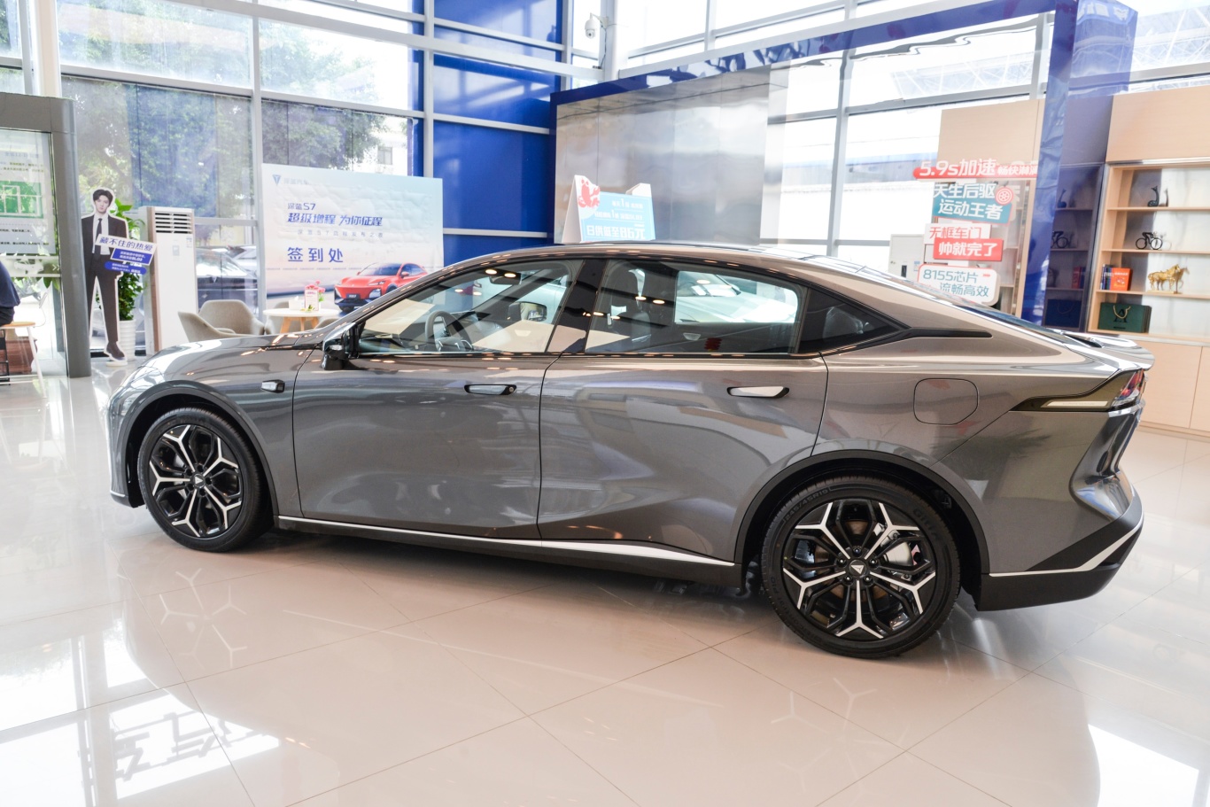 【深蓝SL03200km Max增程版正侧车头向左水平图片-汽车图片大全】-易车