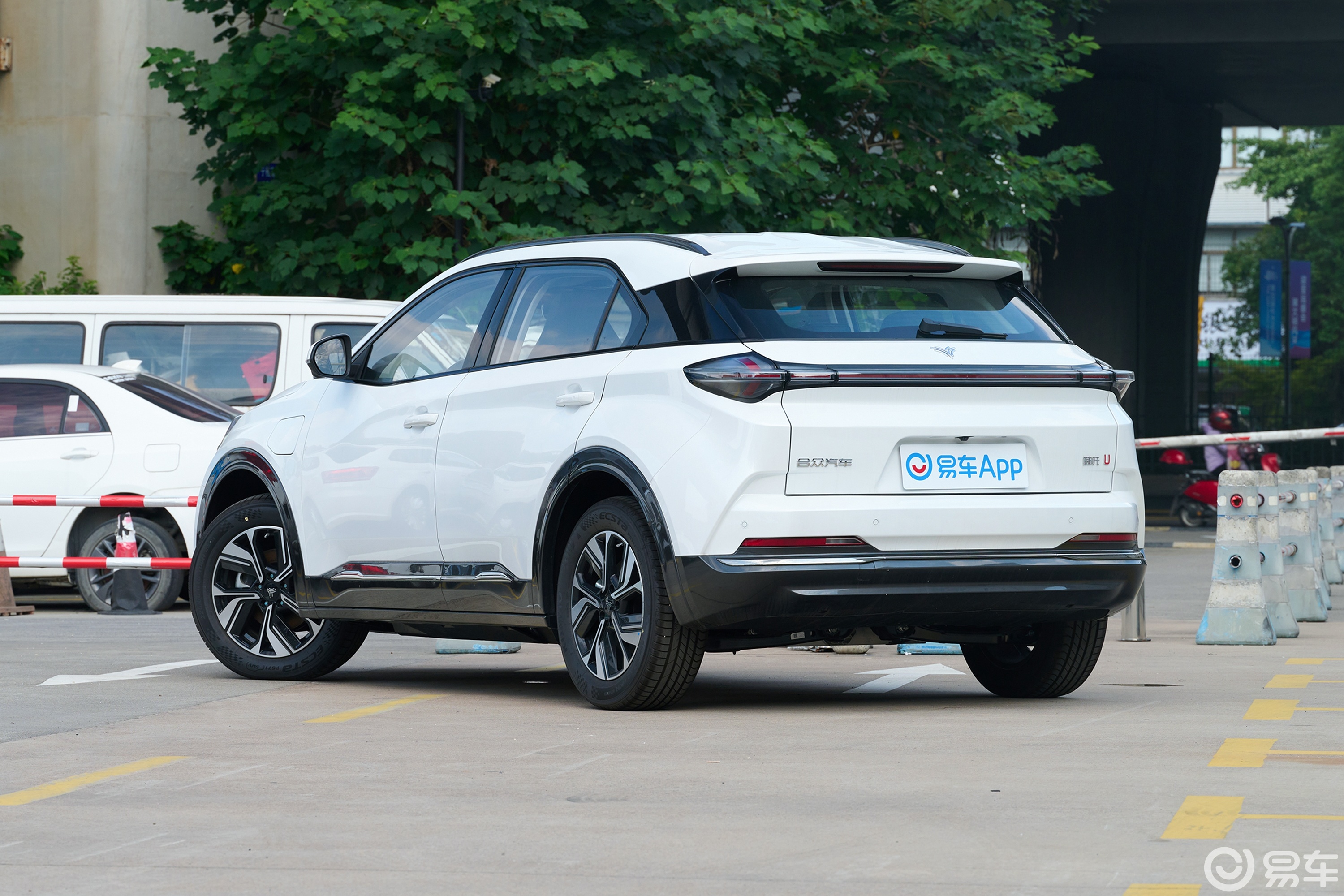 【哪吒U哪吒U-Ⅱ挑战版 501km 磷酸铁锂侧后45度车头向左水平图片-汽车图片大全】-易车