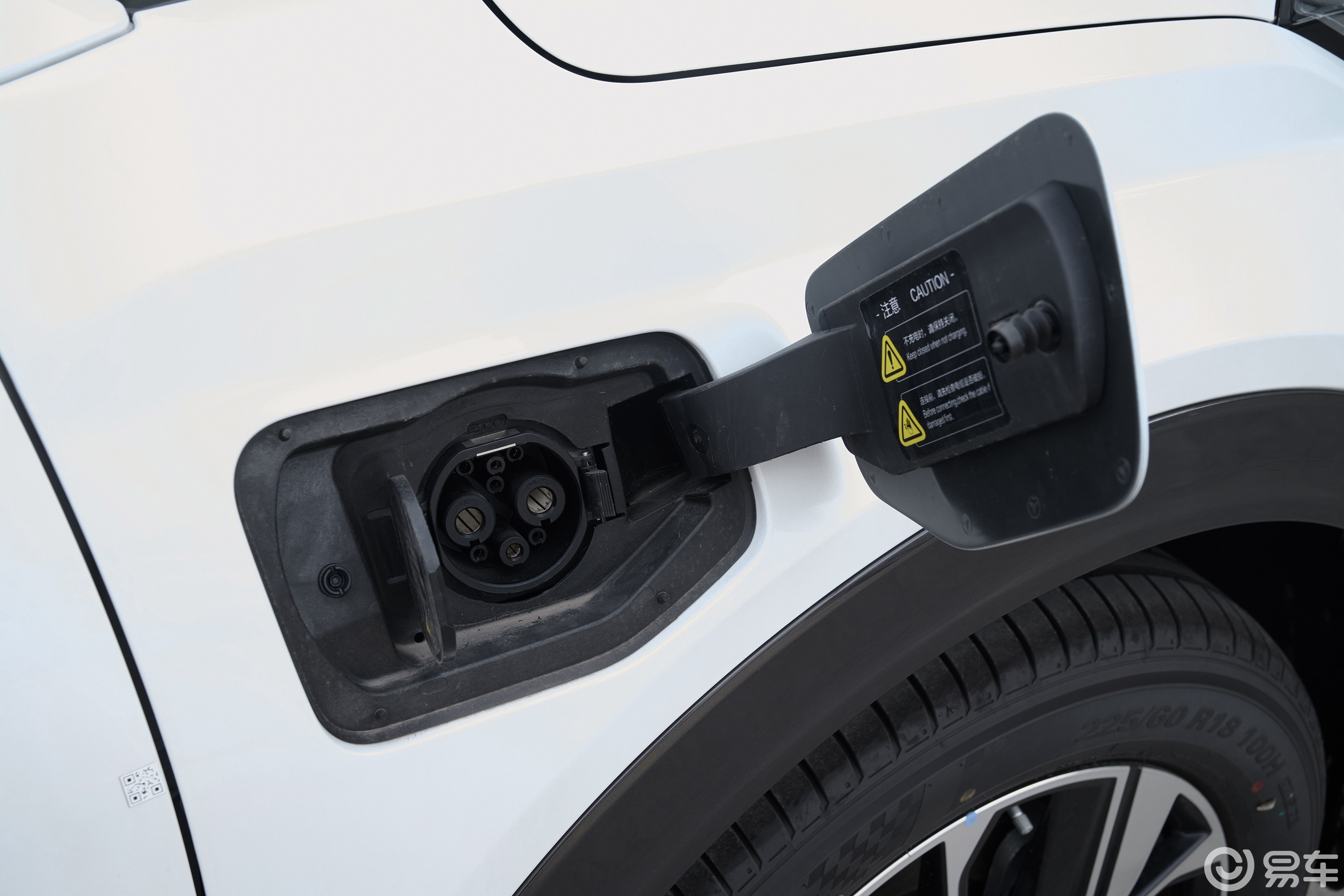【哪吒U哪吒U-Ⅱ挑战版 501km 磷酸铁锂快充充电口图片-汽车图片大全】-易车