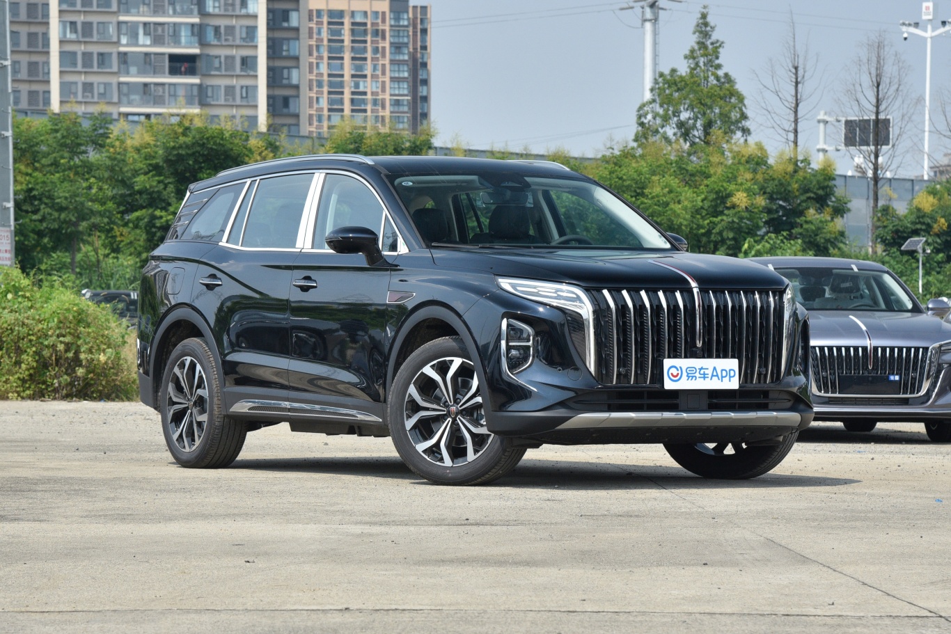 【红旗HS72.0T 两驱旗享版 6座侧前45度车头向右水平图片-汽车图片大全】-易车