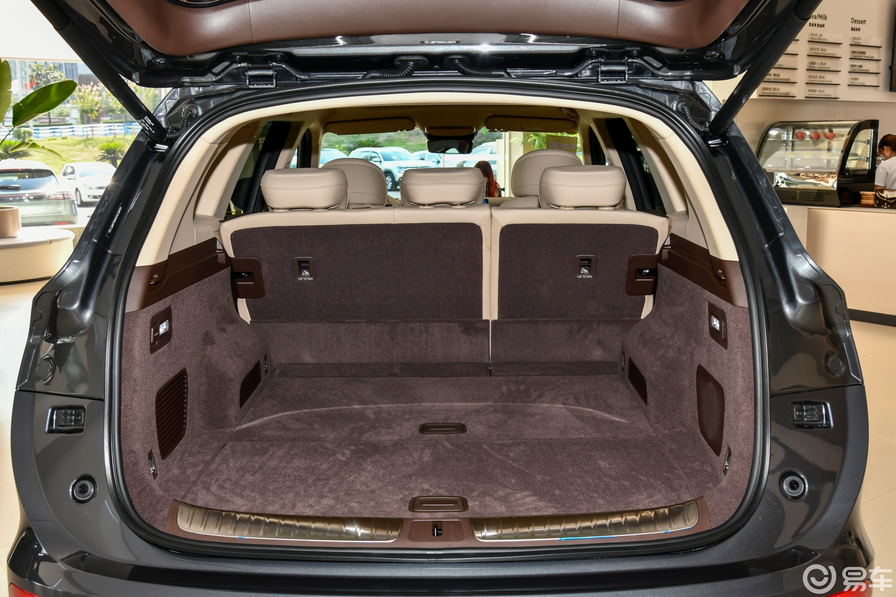 【问界M71.5T 210km 四驱PLUS版 5座后备厢空间特写图片-汽车图片大全】-易车