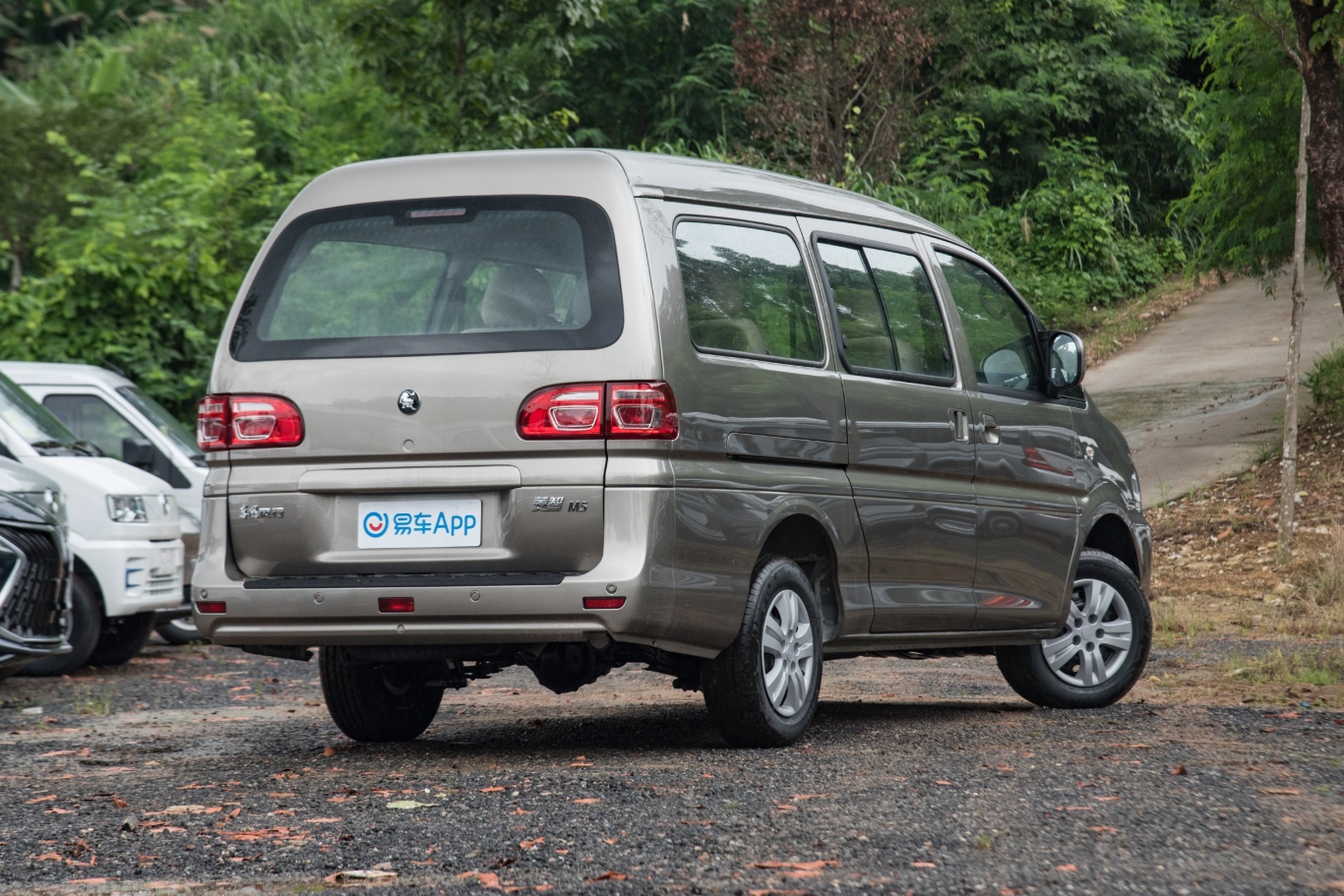 【菱智M5 1.6L 实用型 5座侧后45度车头向右水平图片-汽车图片大全】-易车