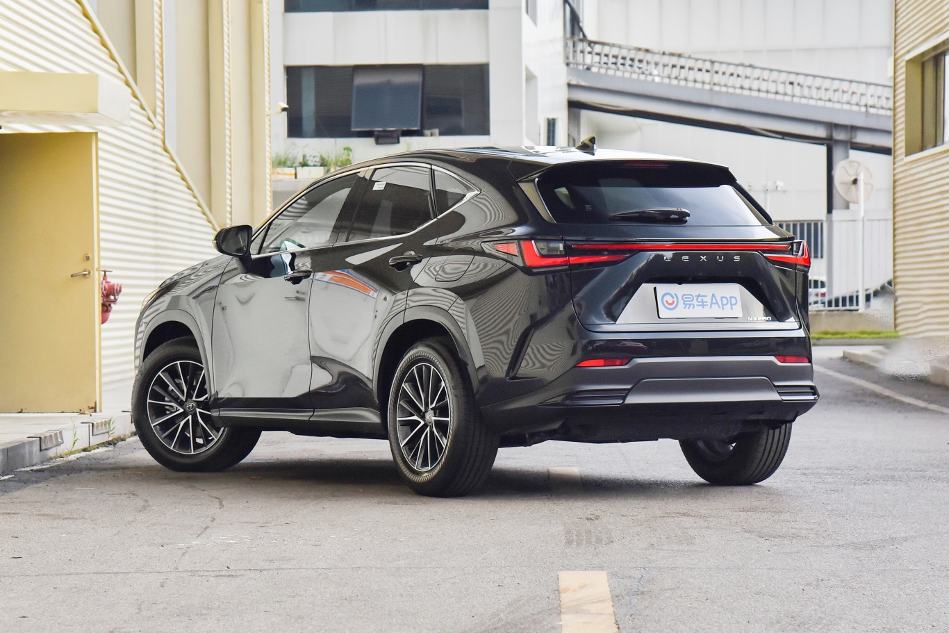 【雷克萨斯NX260 两驱创悦版侧后45度车头向左水平图片-汽车图片大全】-易车