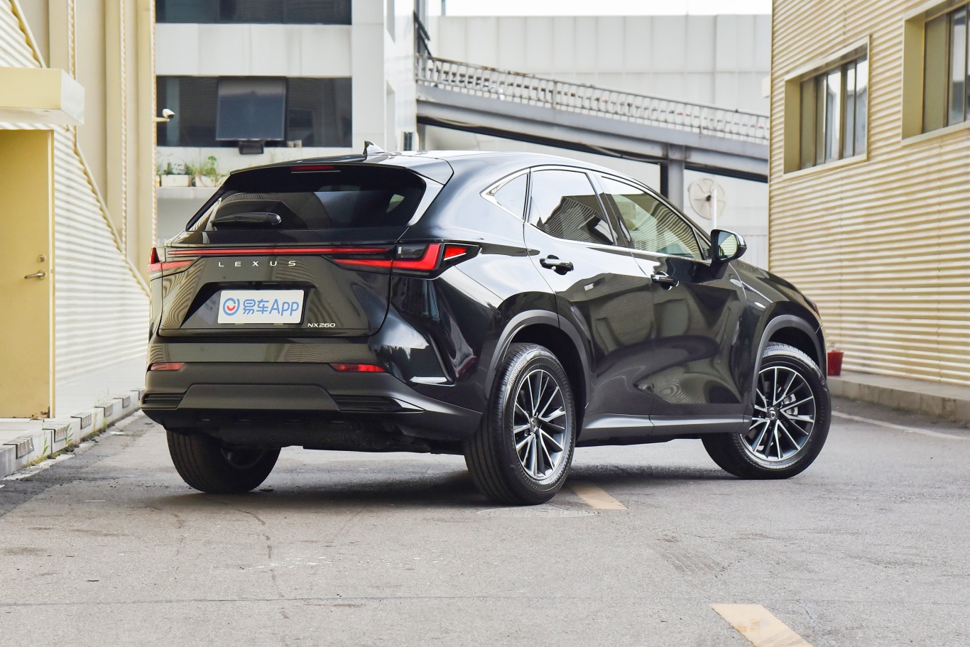 【雷克萨斯NX260 两驱创悦版侧后45度车头向右水平图片-汽车图片大全】-易车