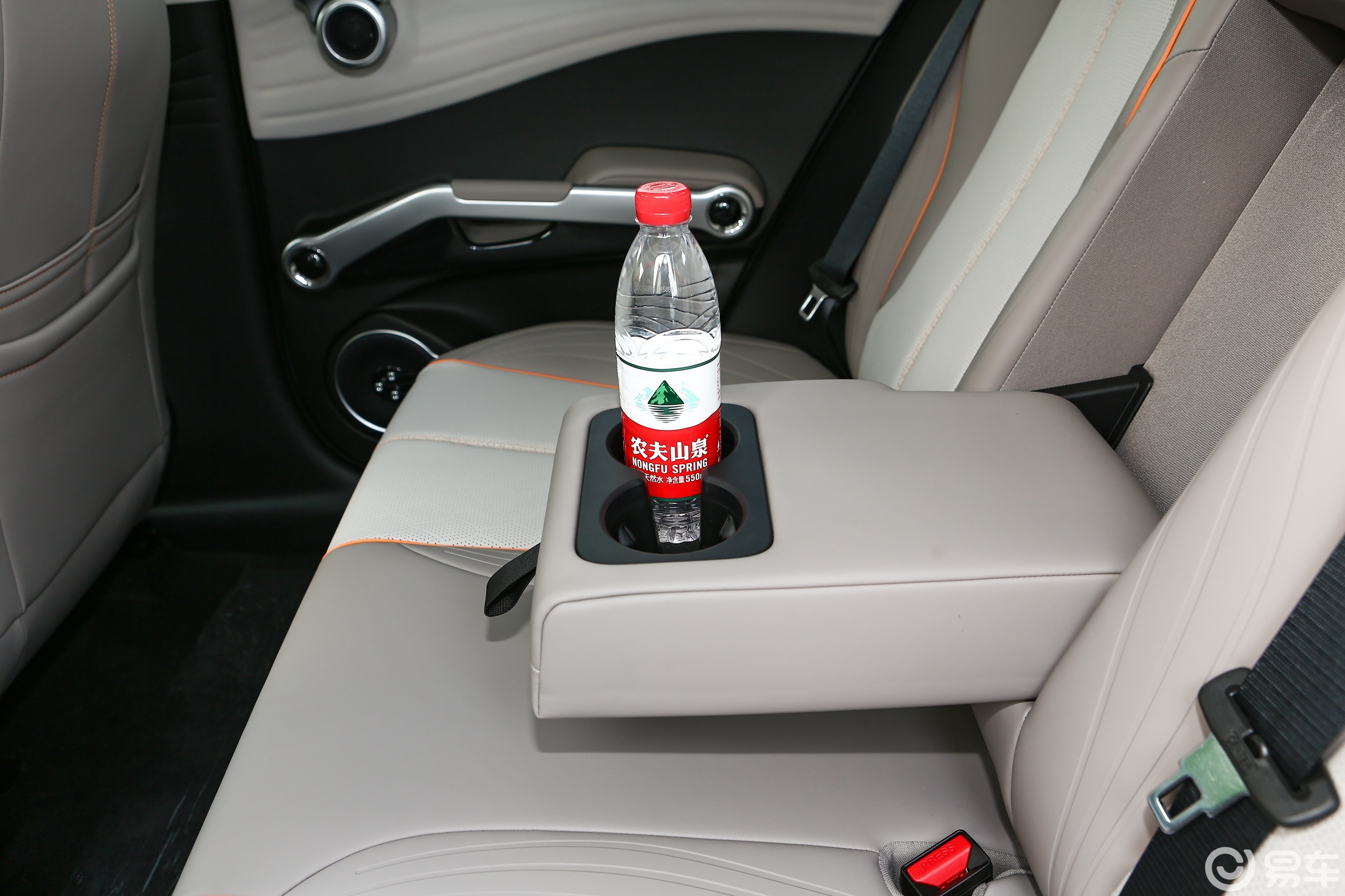 【元PLUS冠军版 510km 超越型后排杯架图片-汽车图片大全】-易车