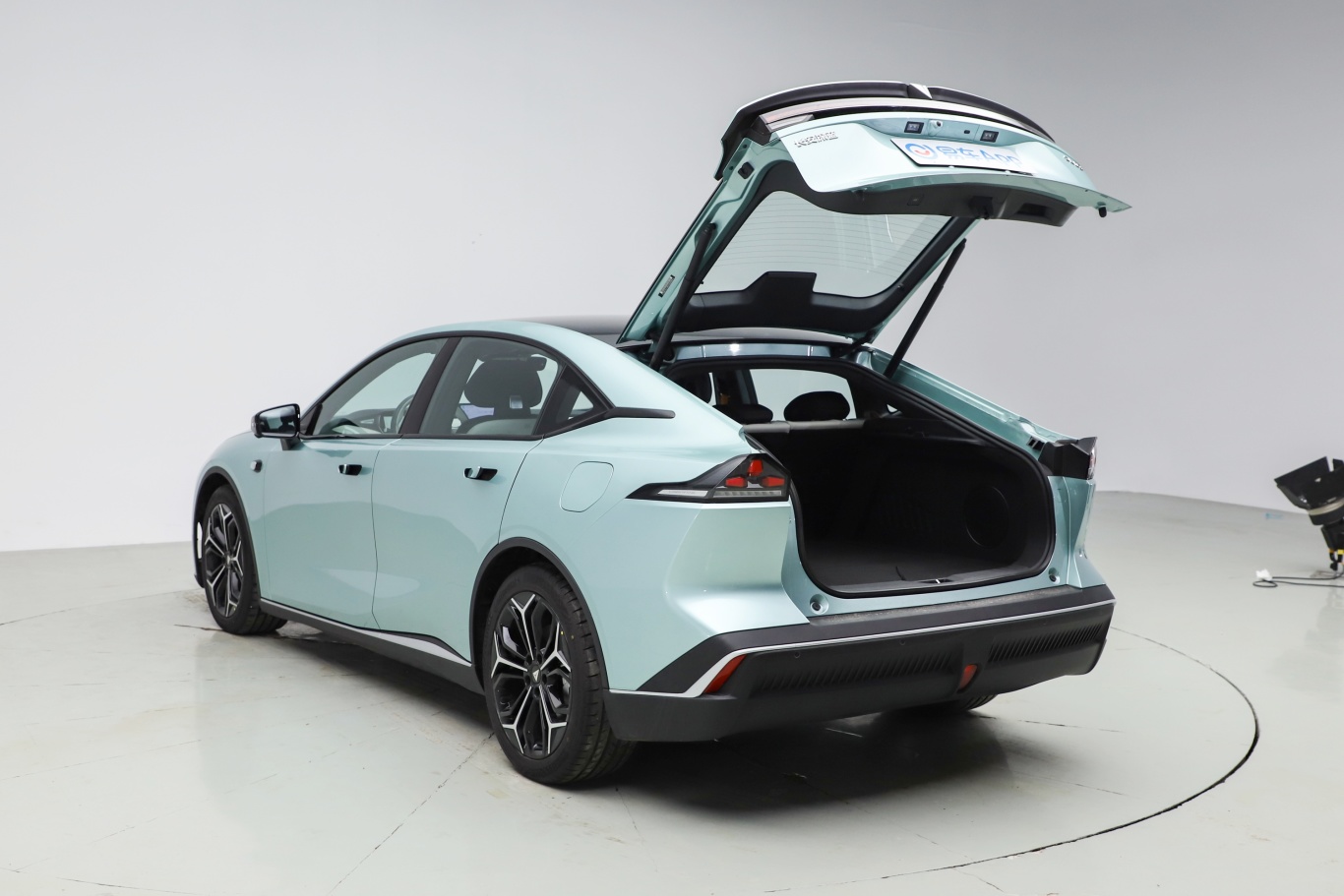 【深蓝SL03增程版 200km Max后备厢开启45度侧拍图片-汽车图片大全】-易车