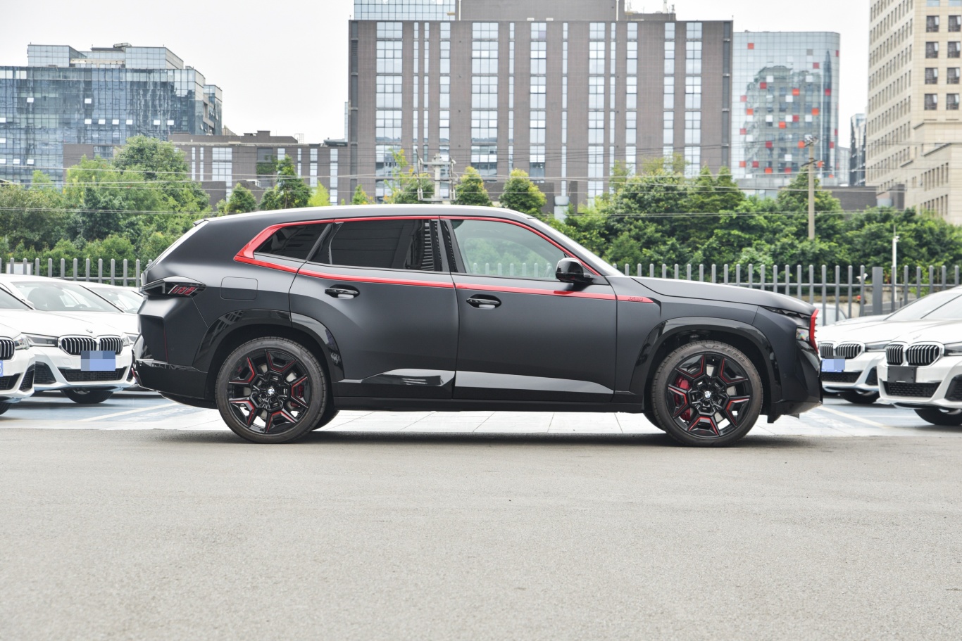 【宝马XM4.4T 78km Label Red限量版正侧车头向右水平图片-汽车图片大全】-易车