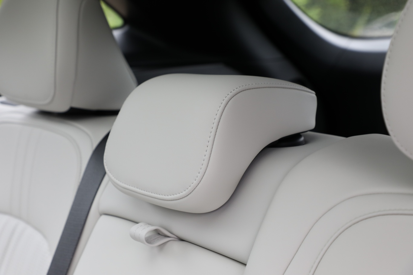 【银河L71.5T 115km 亚运幻影版后排空间图片-汽车图片大全】-易车