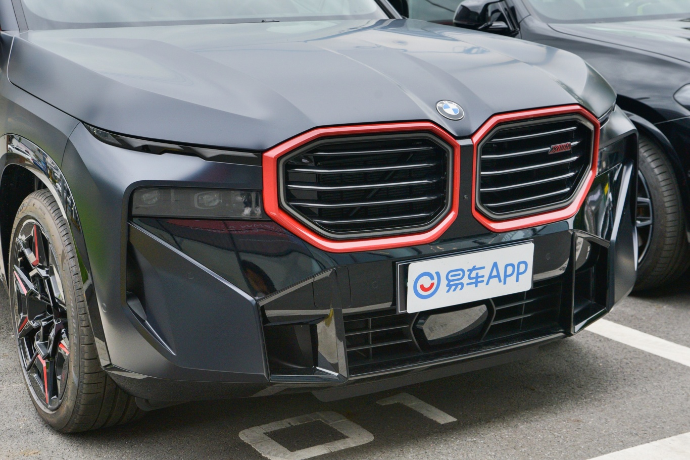 【宝马XM4.4T 78km Label Red限量版前格栅侧俯拍图片-汽车图片大全】-易车
